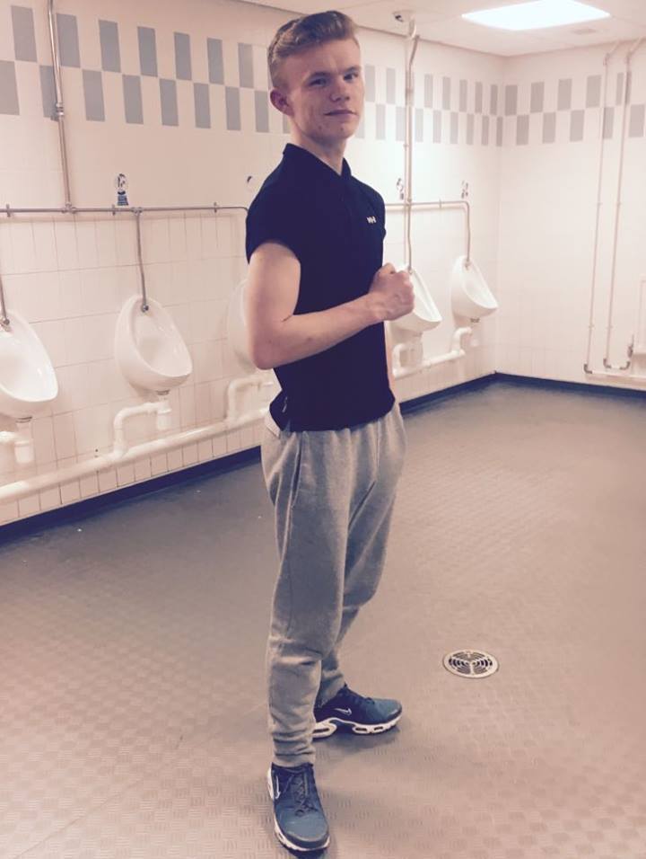 Lad in the toilets | Scrolller