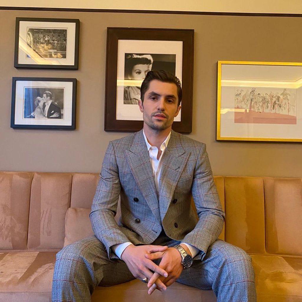 Ladies and gentlemen, Phil Dunster. | Scrolller