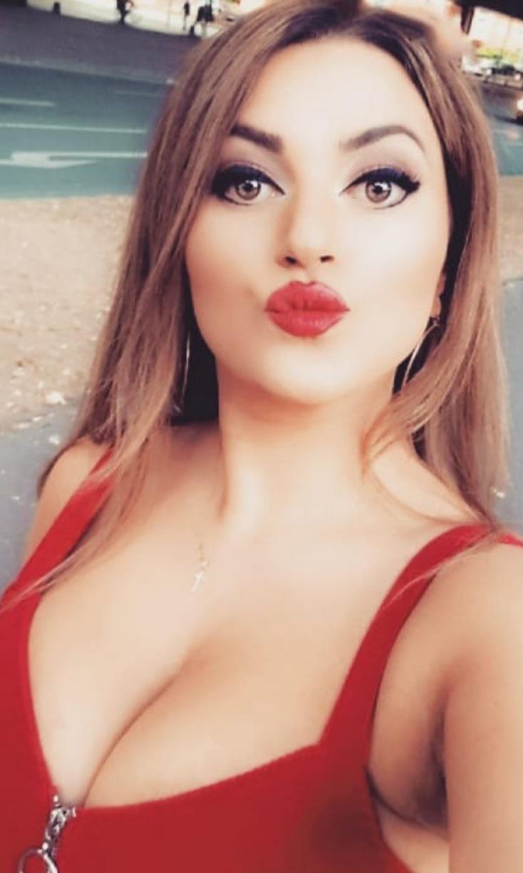 Lady in red | Scrolller