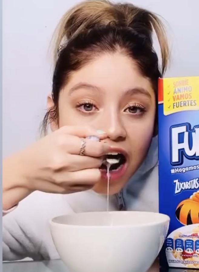 Le encanta la lechita🤤😈🔥 | Scrolller