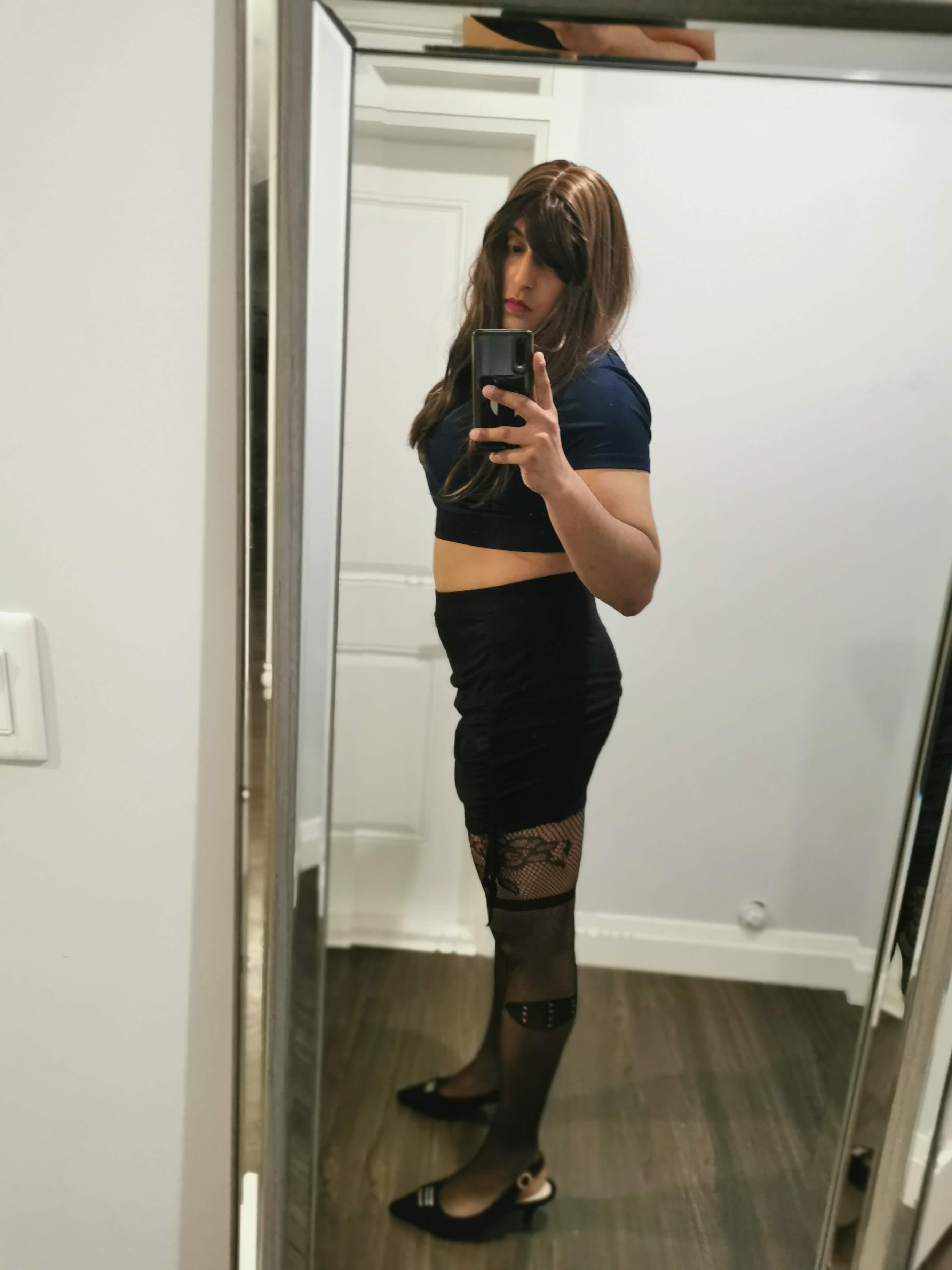 leg hugging skirts FTW | Scrolller