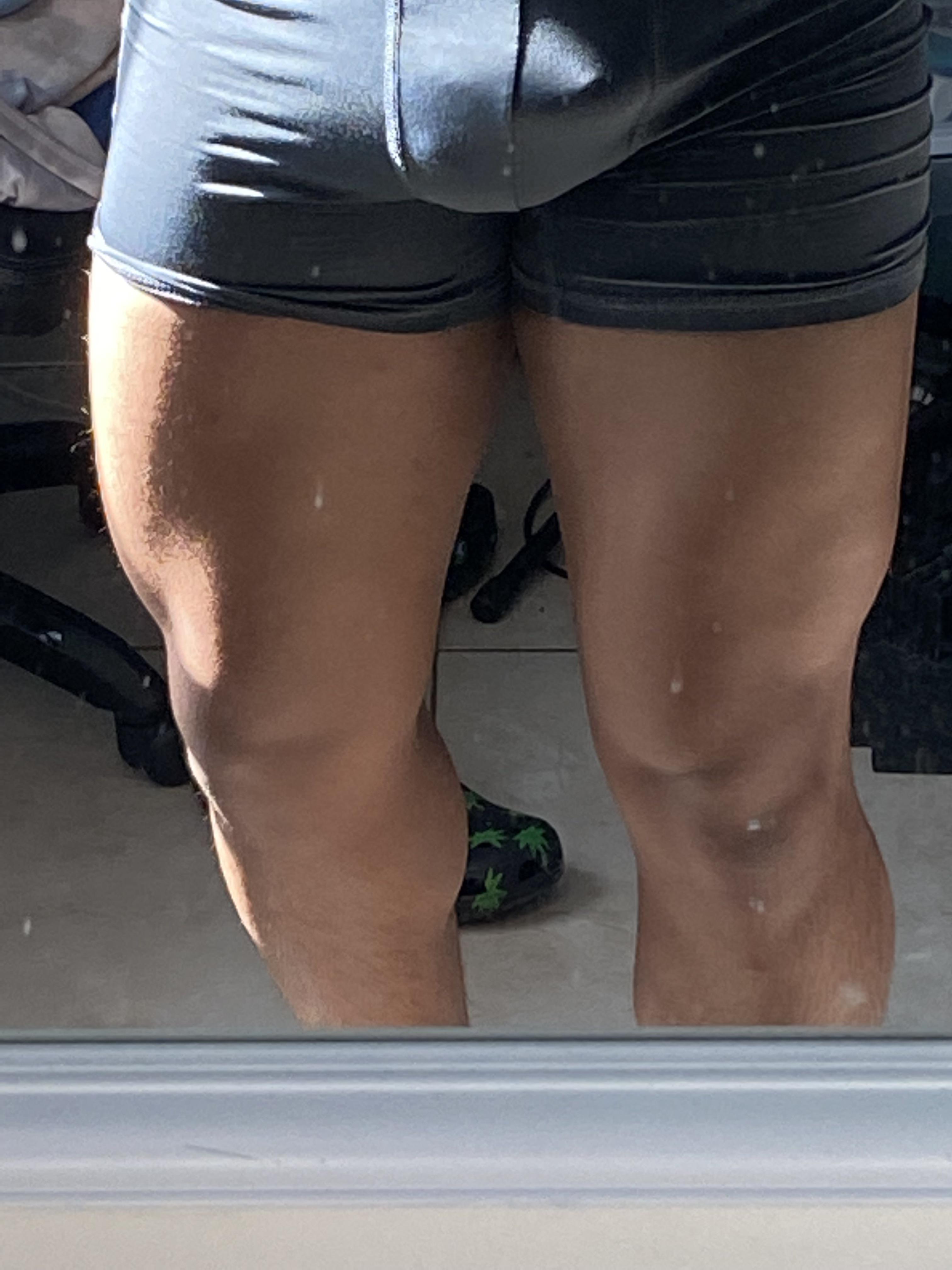 Legs starting to progress. On a weight cut rn the definition should start to come in soon ...