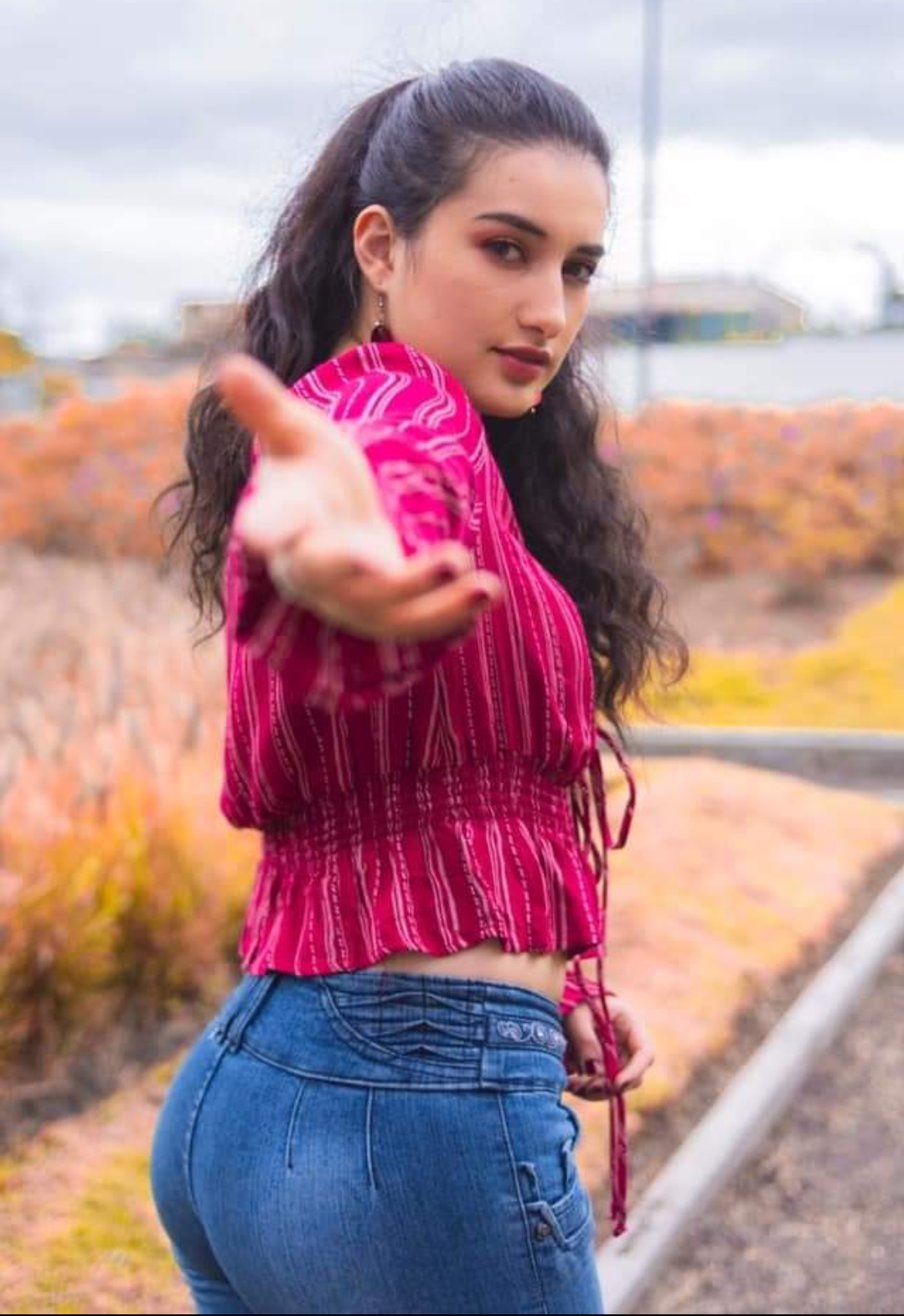 Les traigo el culito de otra de mis amigas. | Scrolller