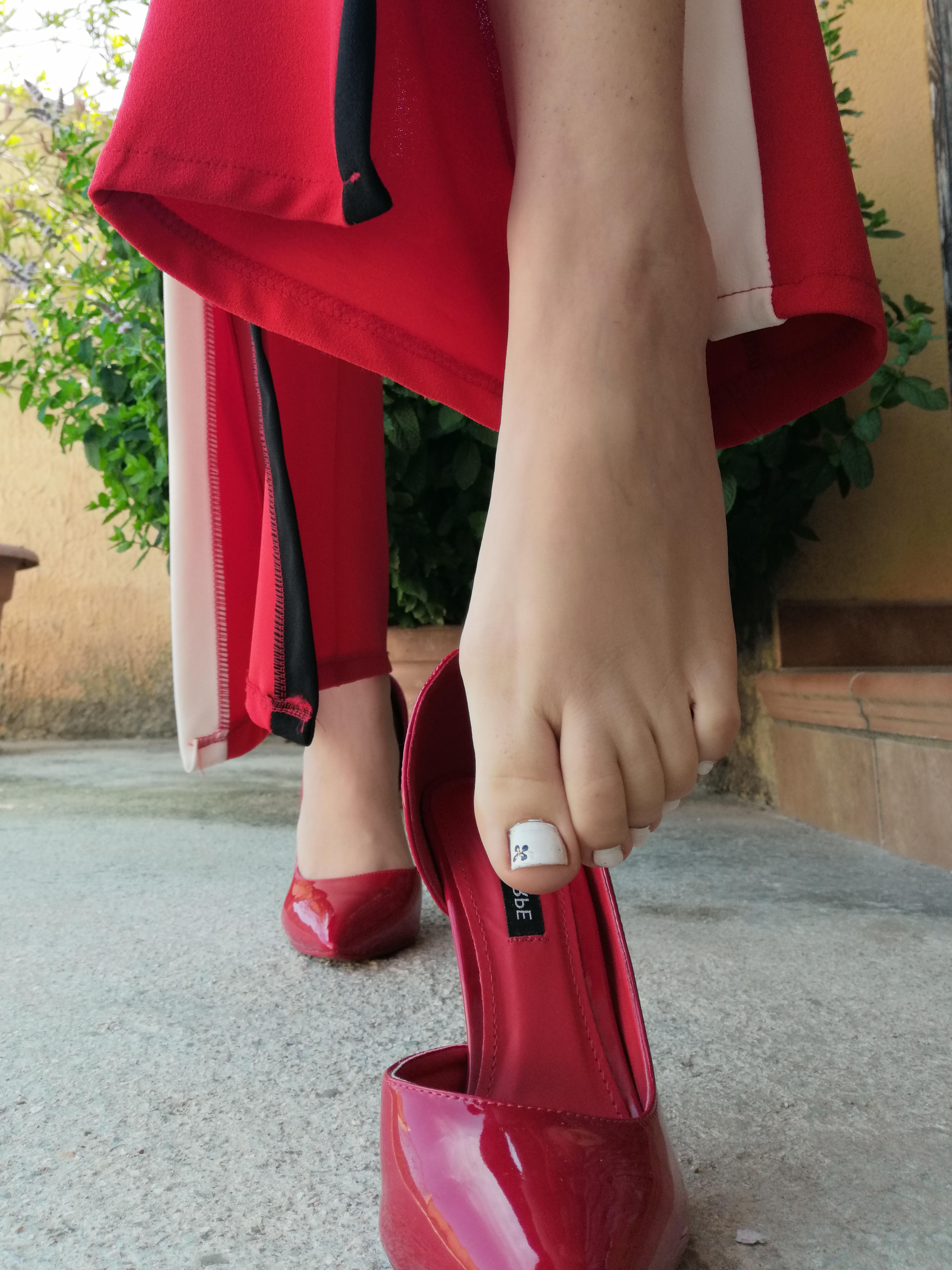 Red passion... 👠 Imagine these sweaty soles against your face 🥵 | Scrolller