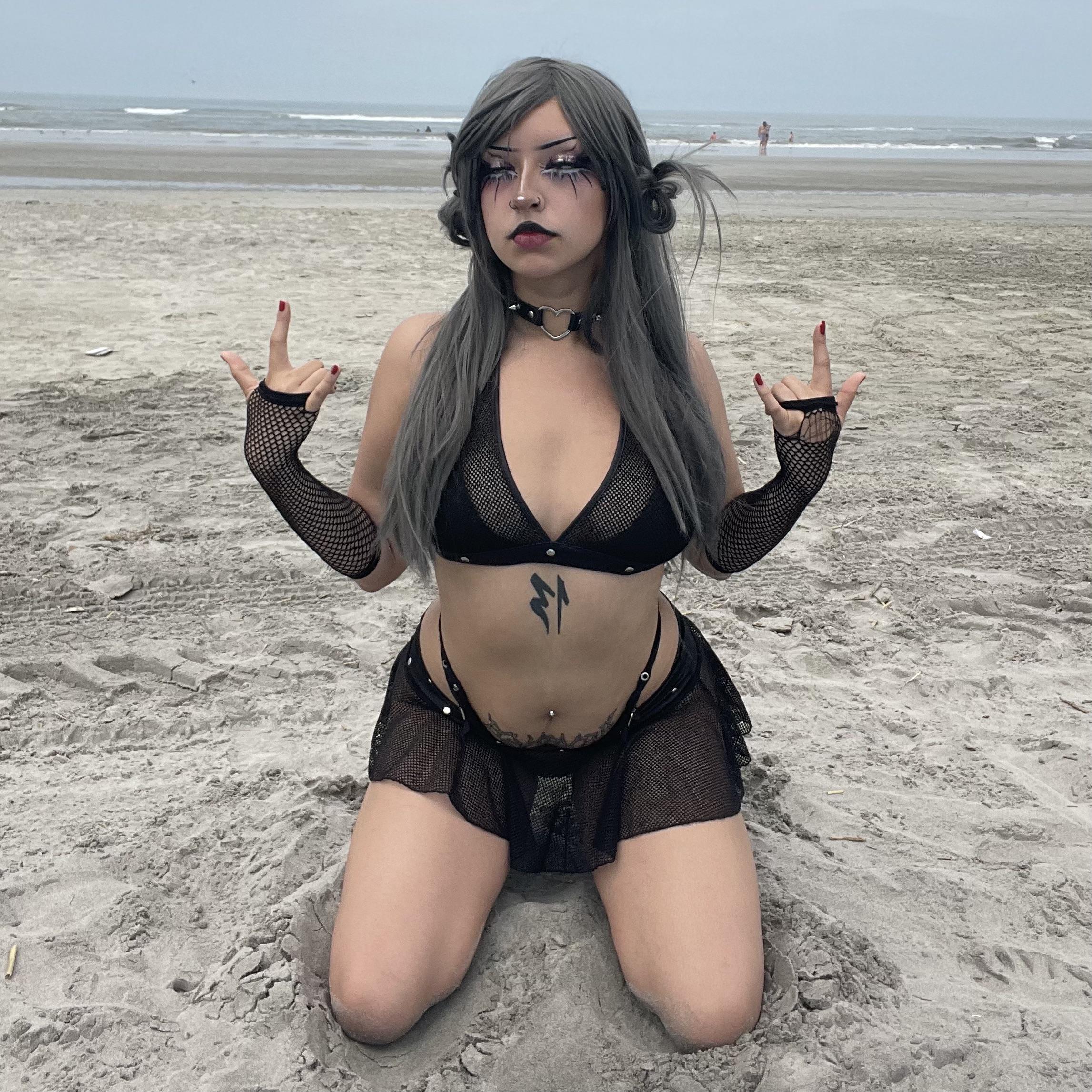 Let’s get wet together | Scrolller