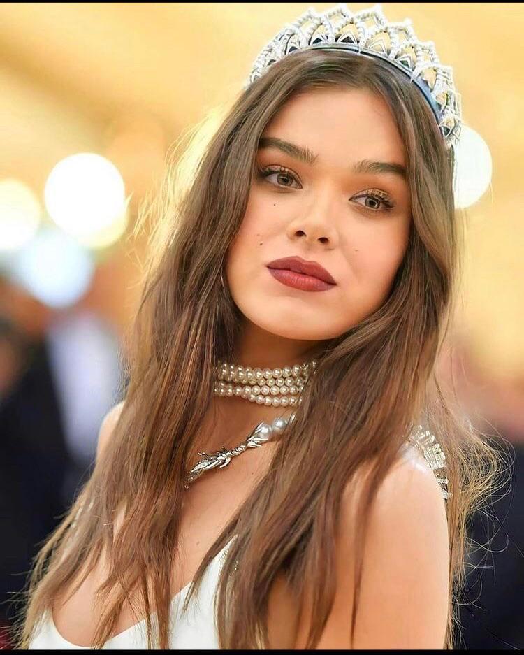 Let’s jerk off and moan for Hailee Steinfeld | Scrolller