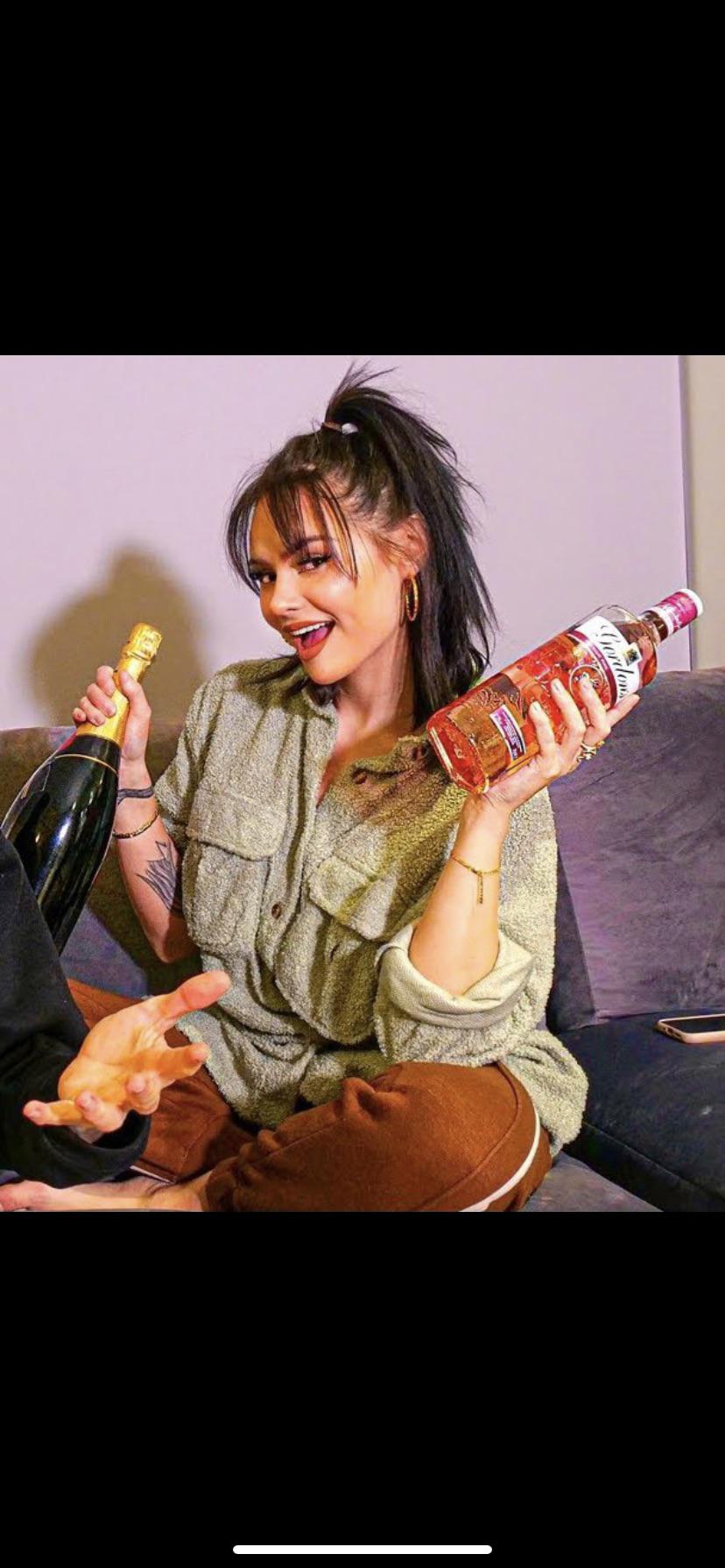 Let’s jerk to her | Scrolller