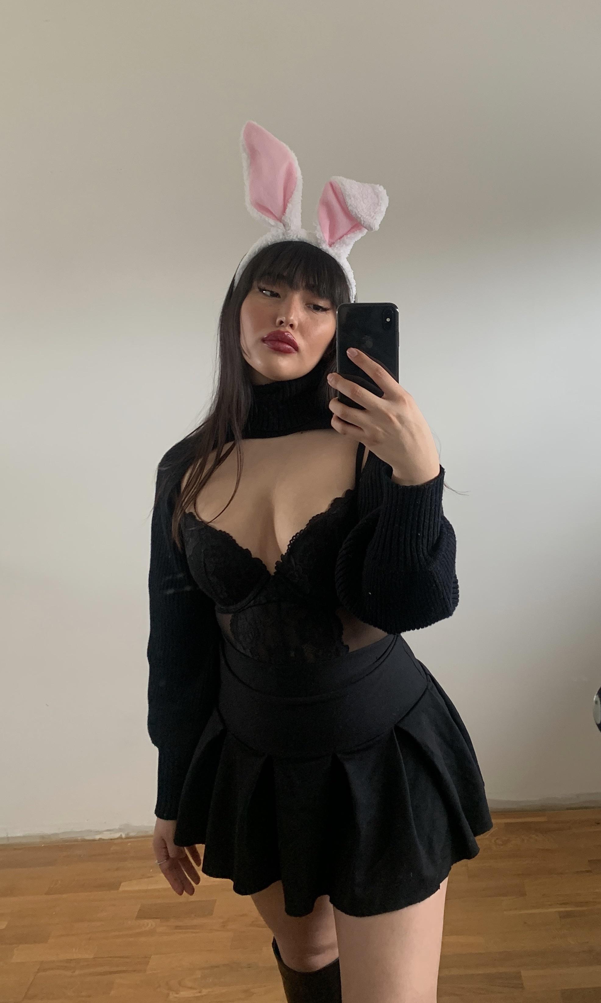 Let’s make out 💋🐰 | Scrolller