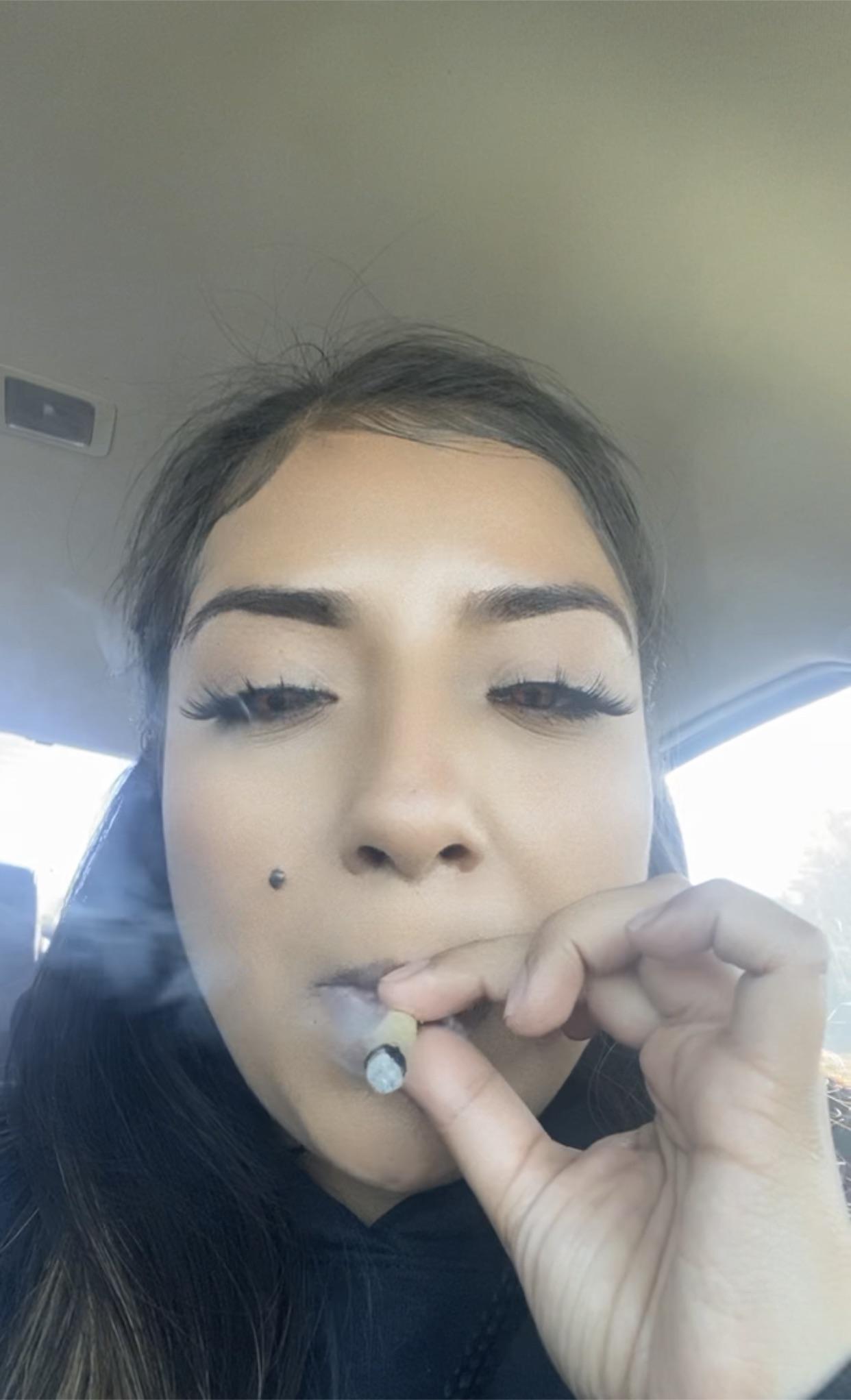 Smoke w/ me! | Scrolller