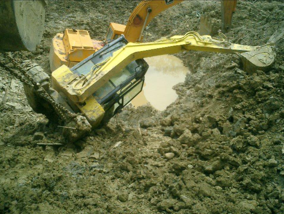 Lifting a 10000 lb excavator out of the muck with a 50000 lb excavator | Scrolller