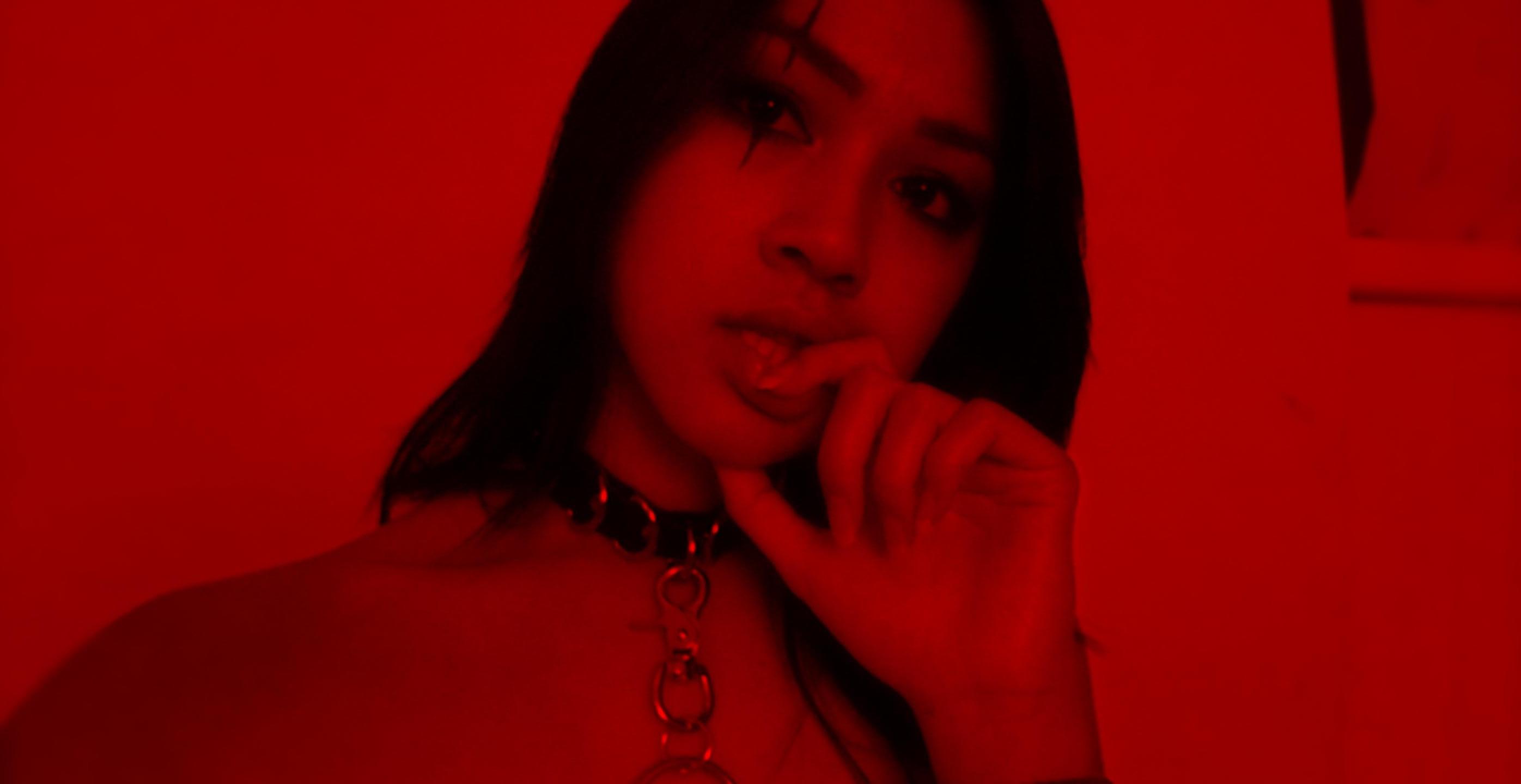 Like my collar? :) | Scrolller