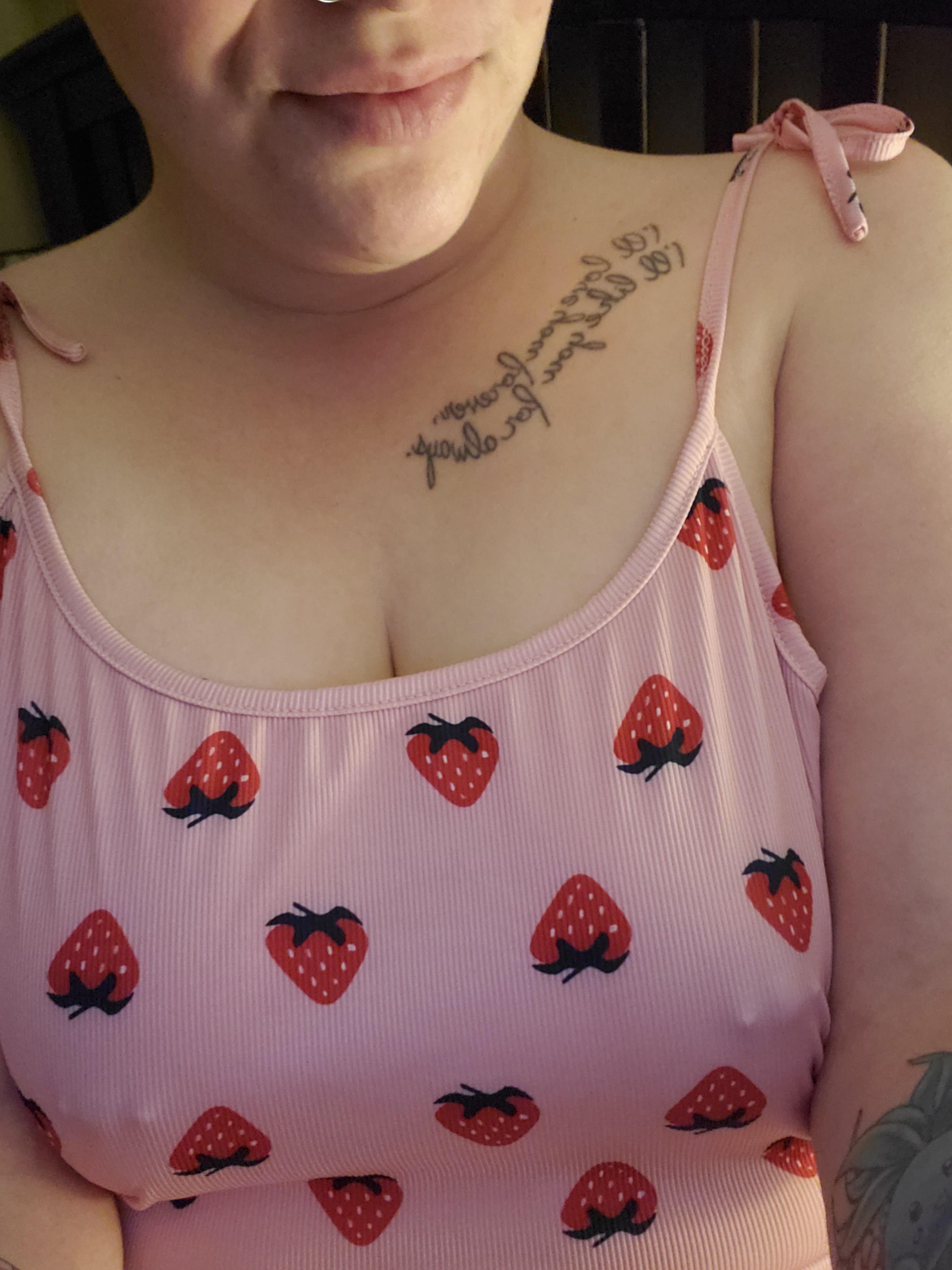 Lil strawberries | Scrolller