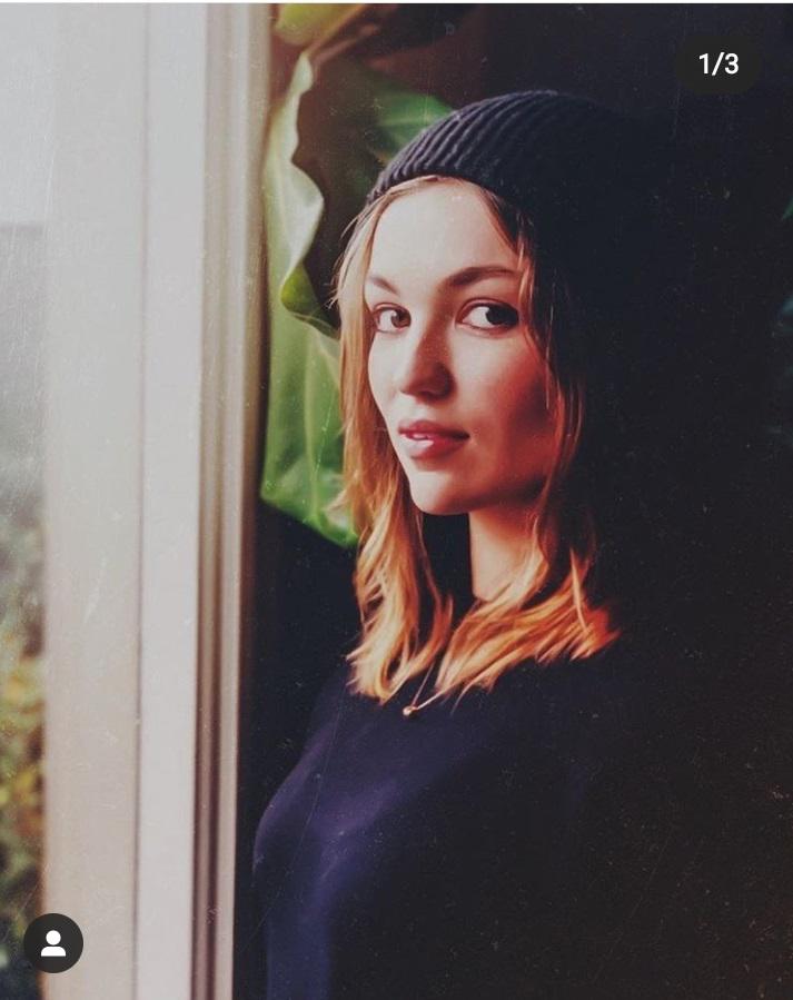 Lili Simmons Scrolller