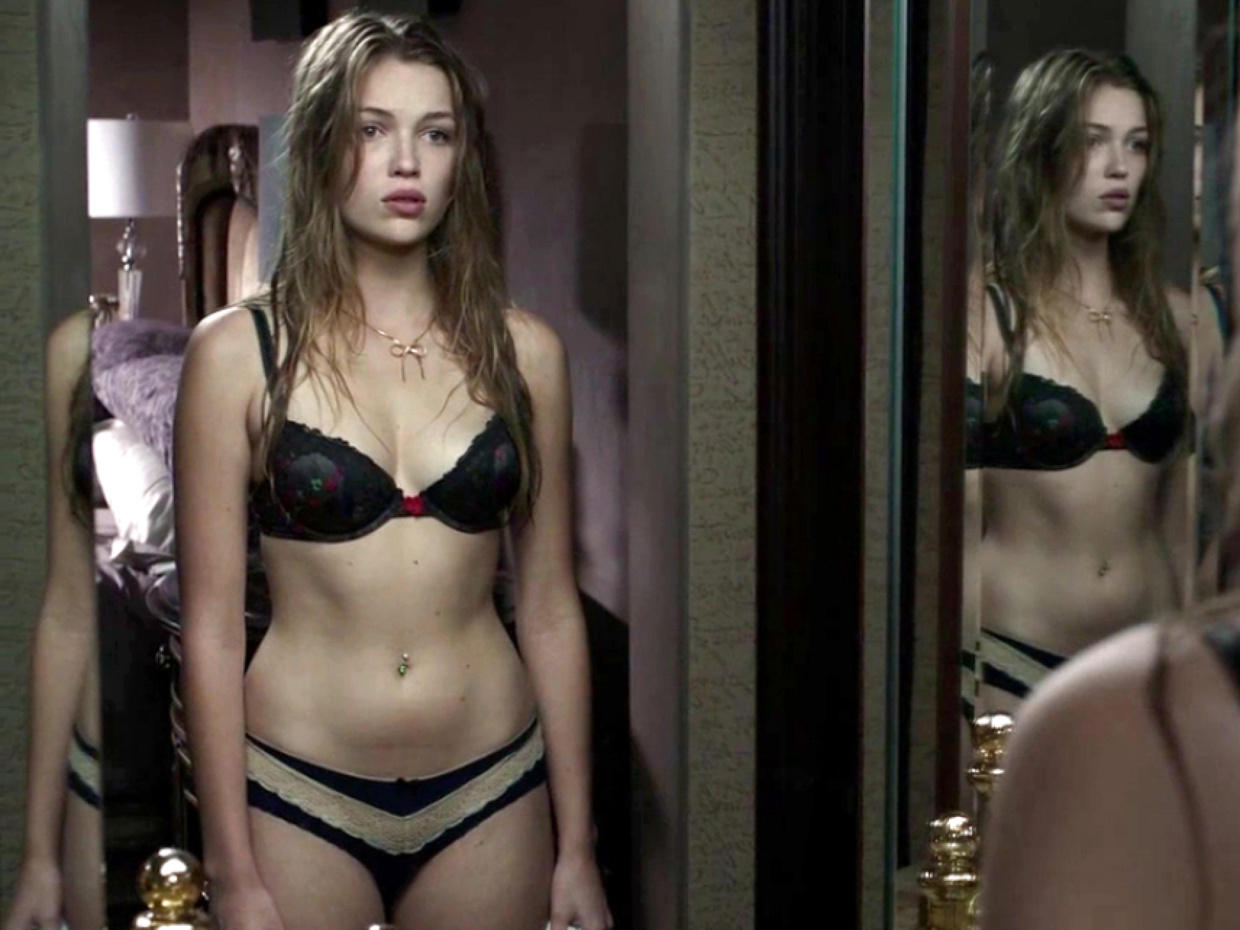 Lili Simmons | Scrolller