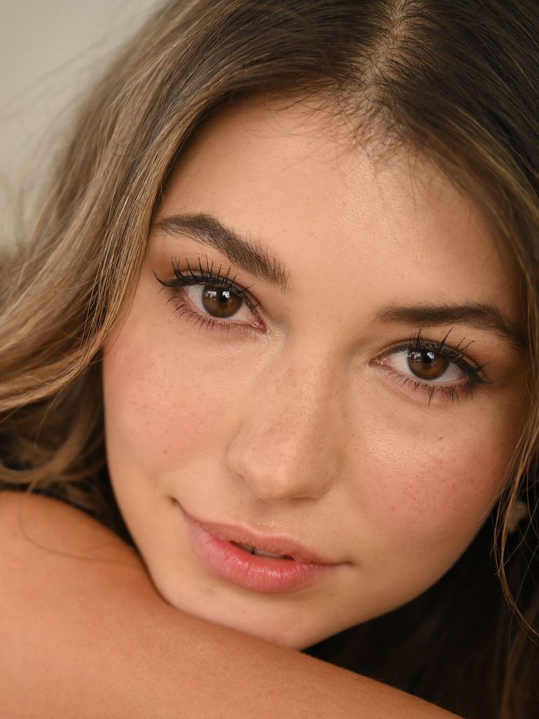 Lilly Lagodka | Scrolller