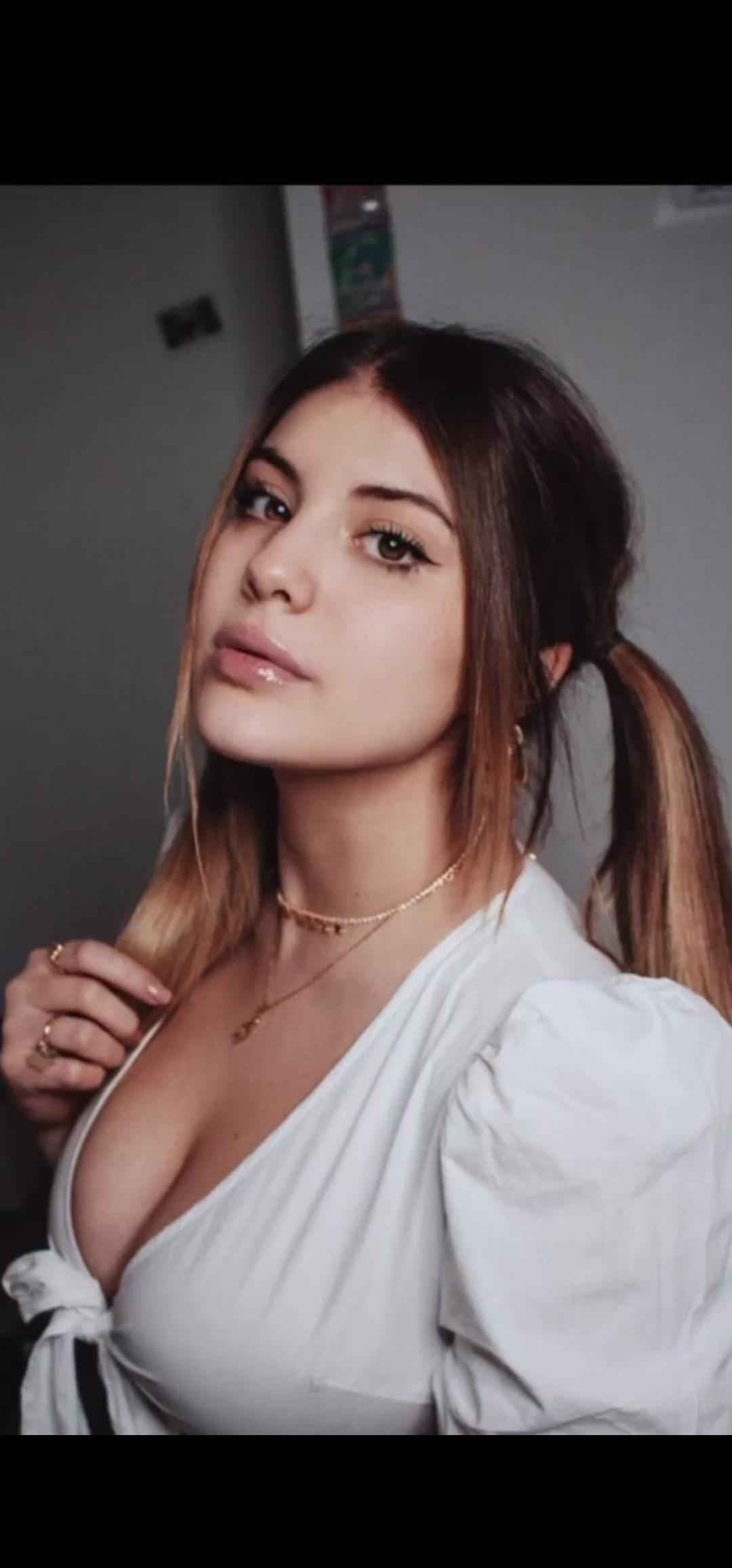 L'influencer Cecilia Cantarano...che tette | Scrolller