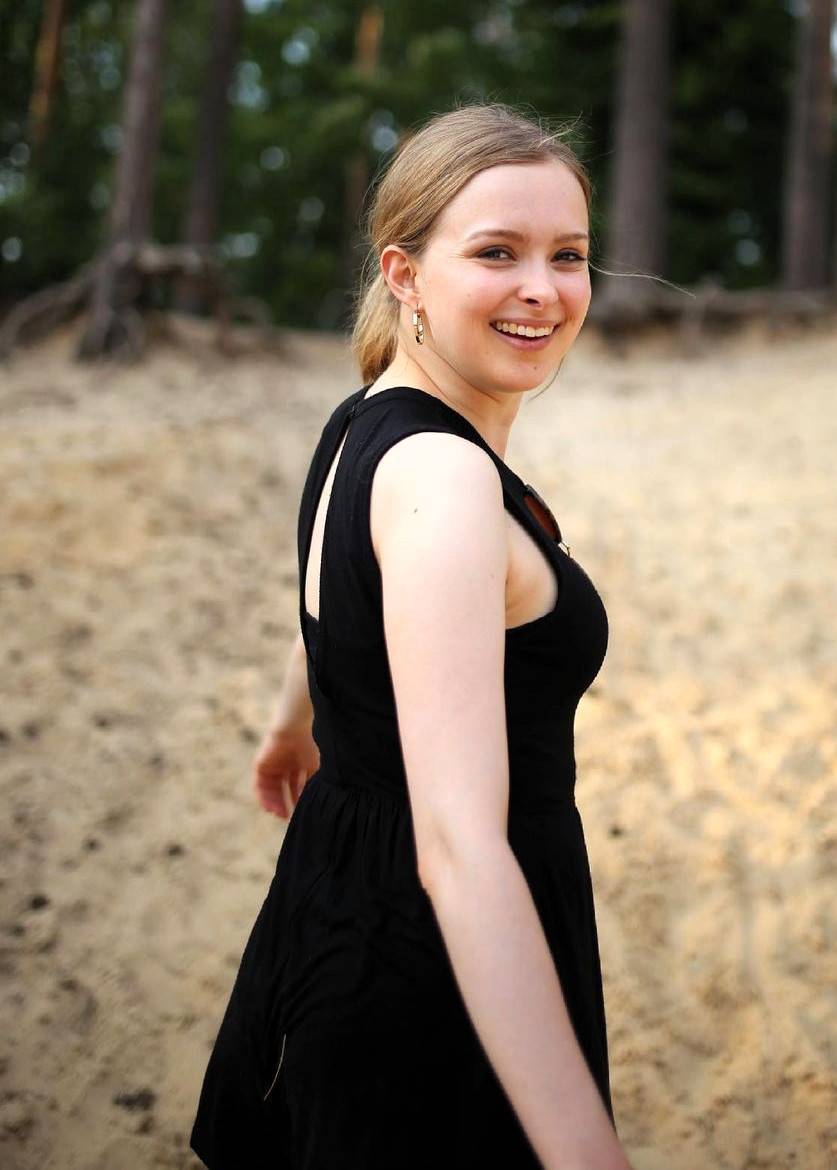 Lisa im Sand | Scrolller