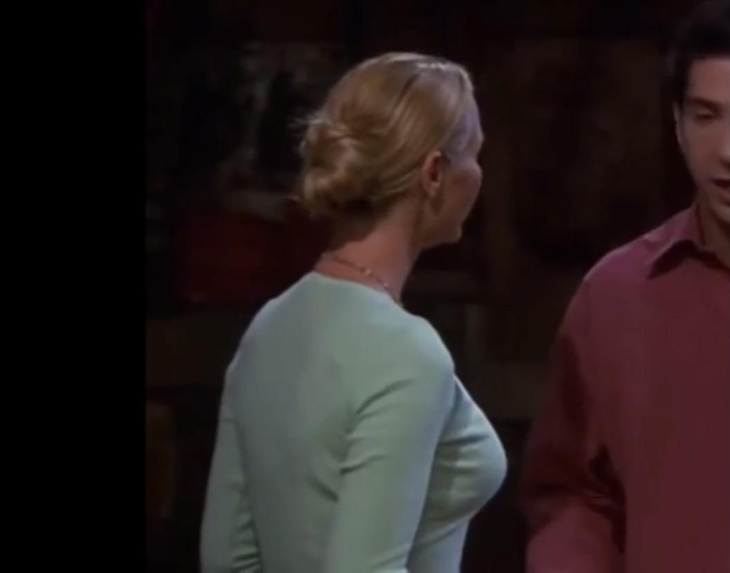 Lisa Kudrow’s boobs looked so good here | Scrolller