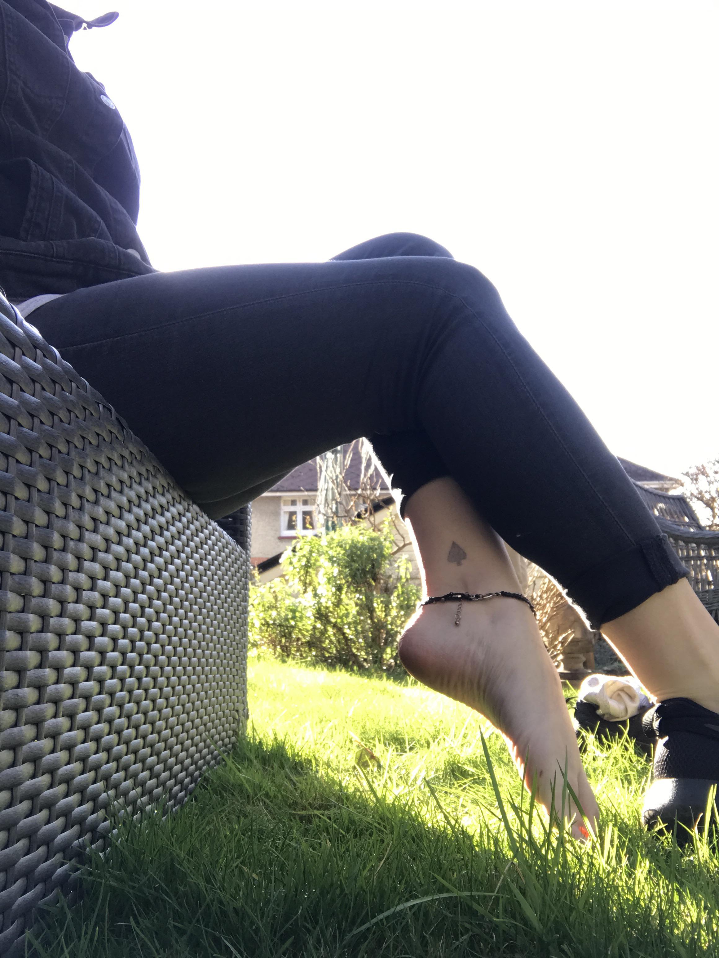 Little toes out in the sunshine today! 🌞 | Scrolller