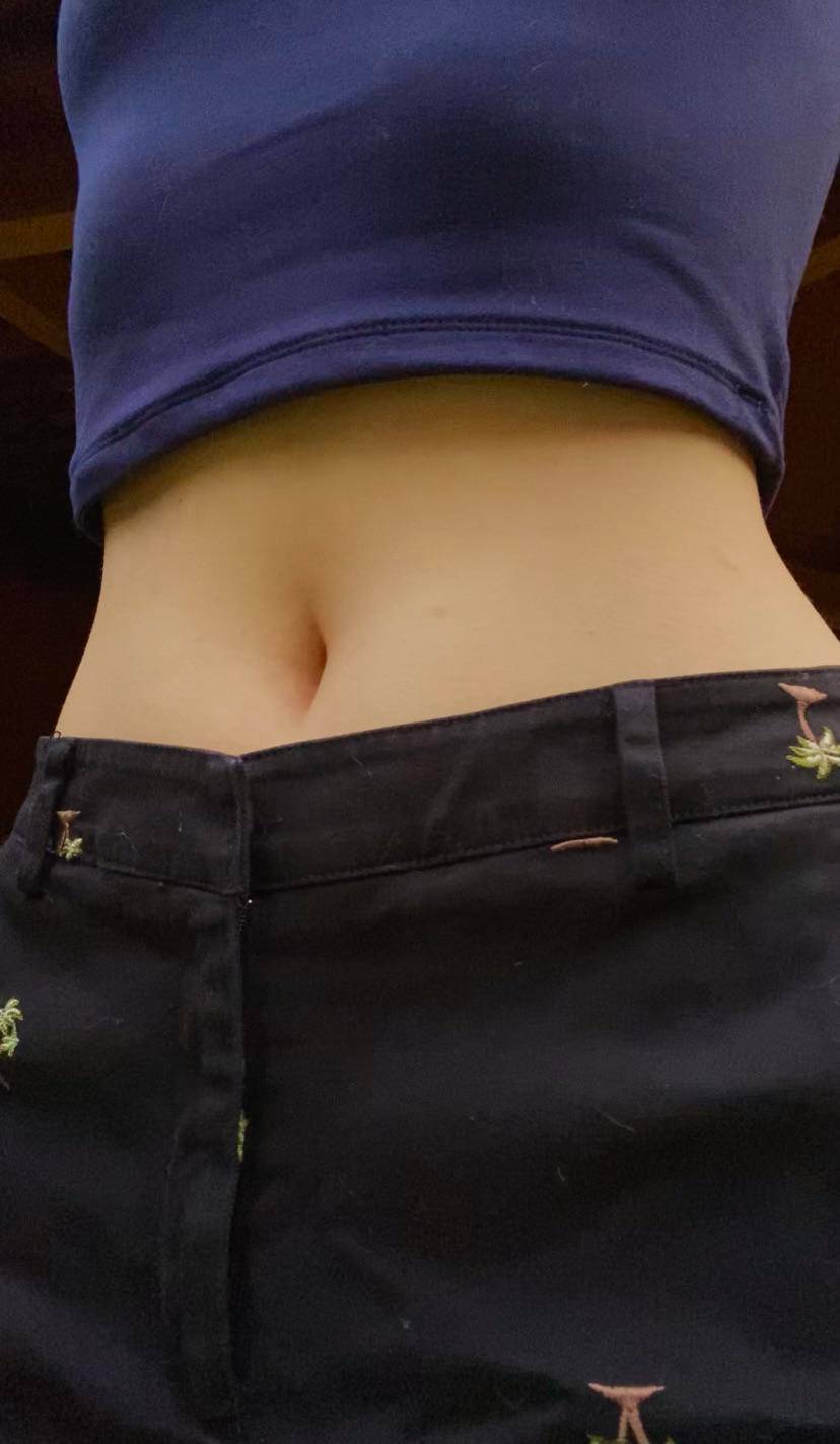 Little waist, deep navel mhmm 😋 | Scrolller