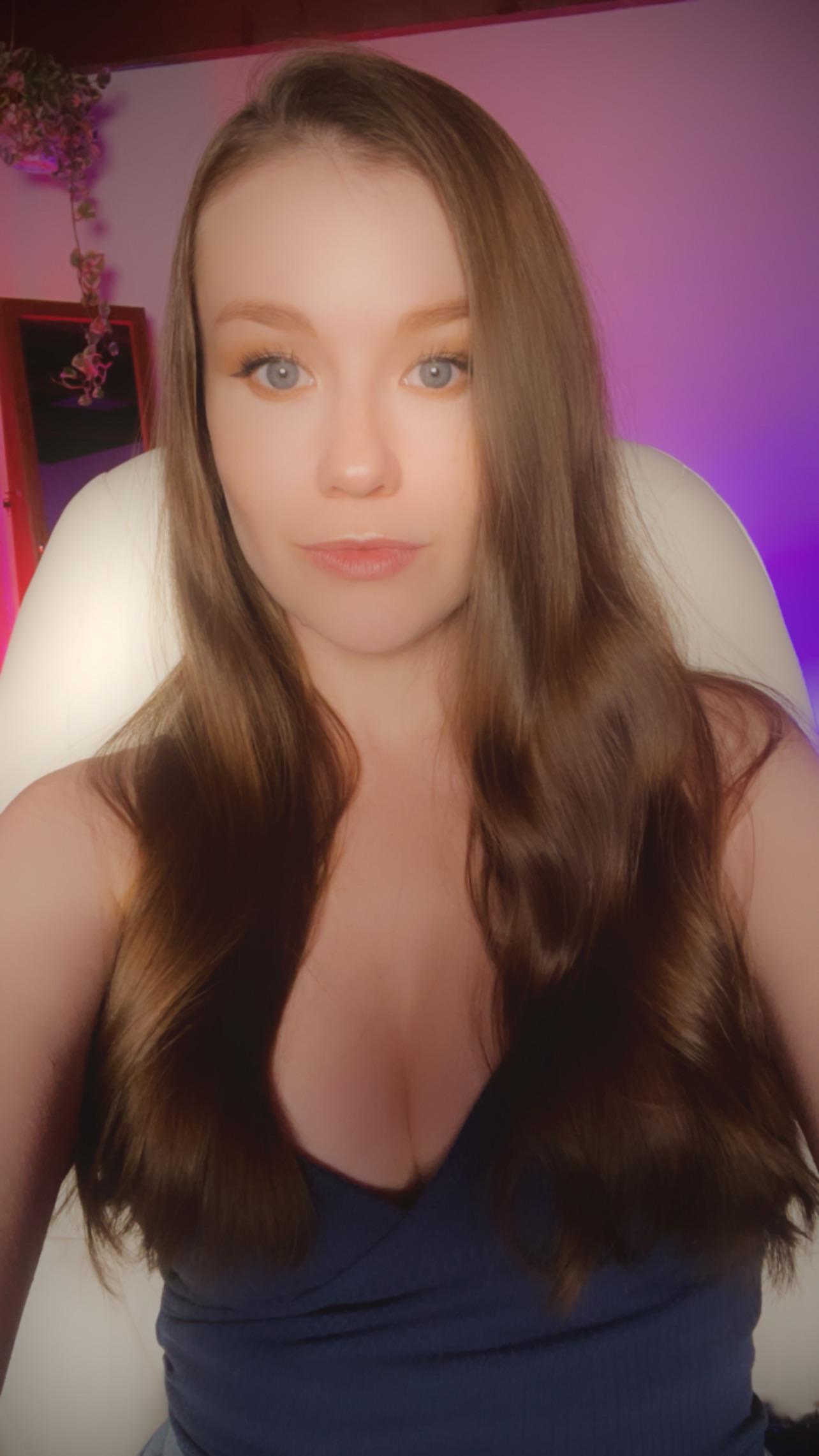 Live on twitch.tv/EmilyBloomShow | Scrolller