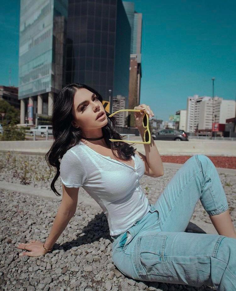 Livia Brito | Scrolller