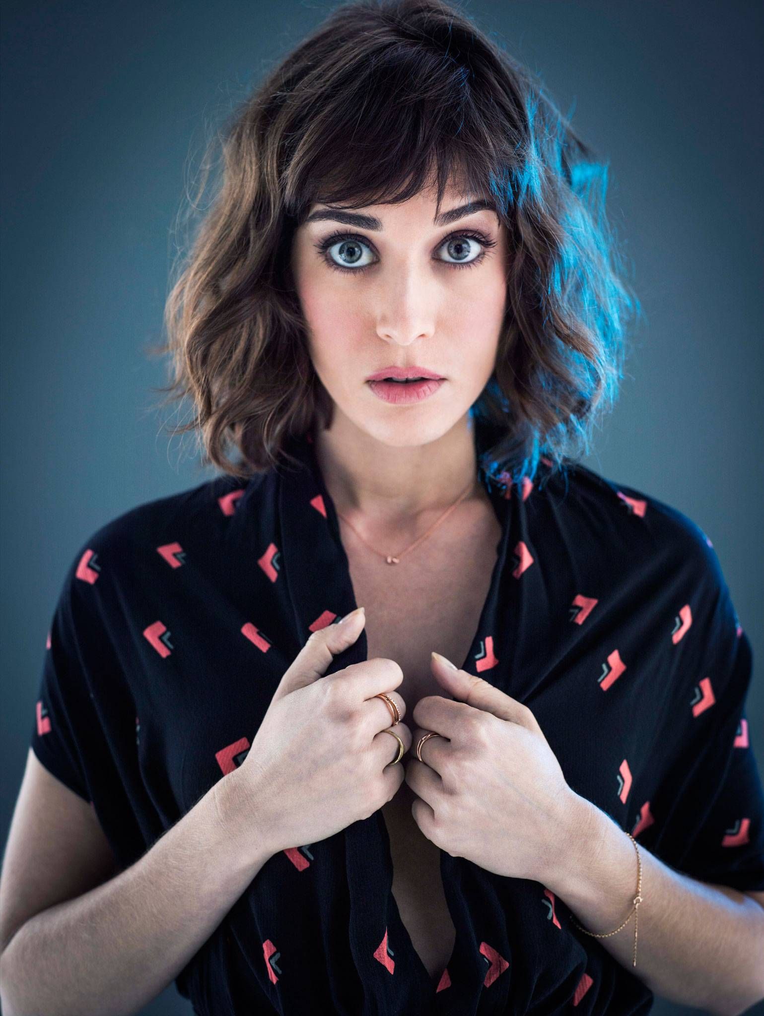 Lizzy Caplan | Scrolller