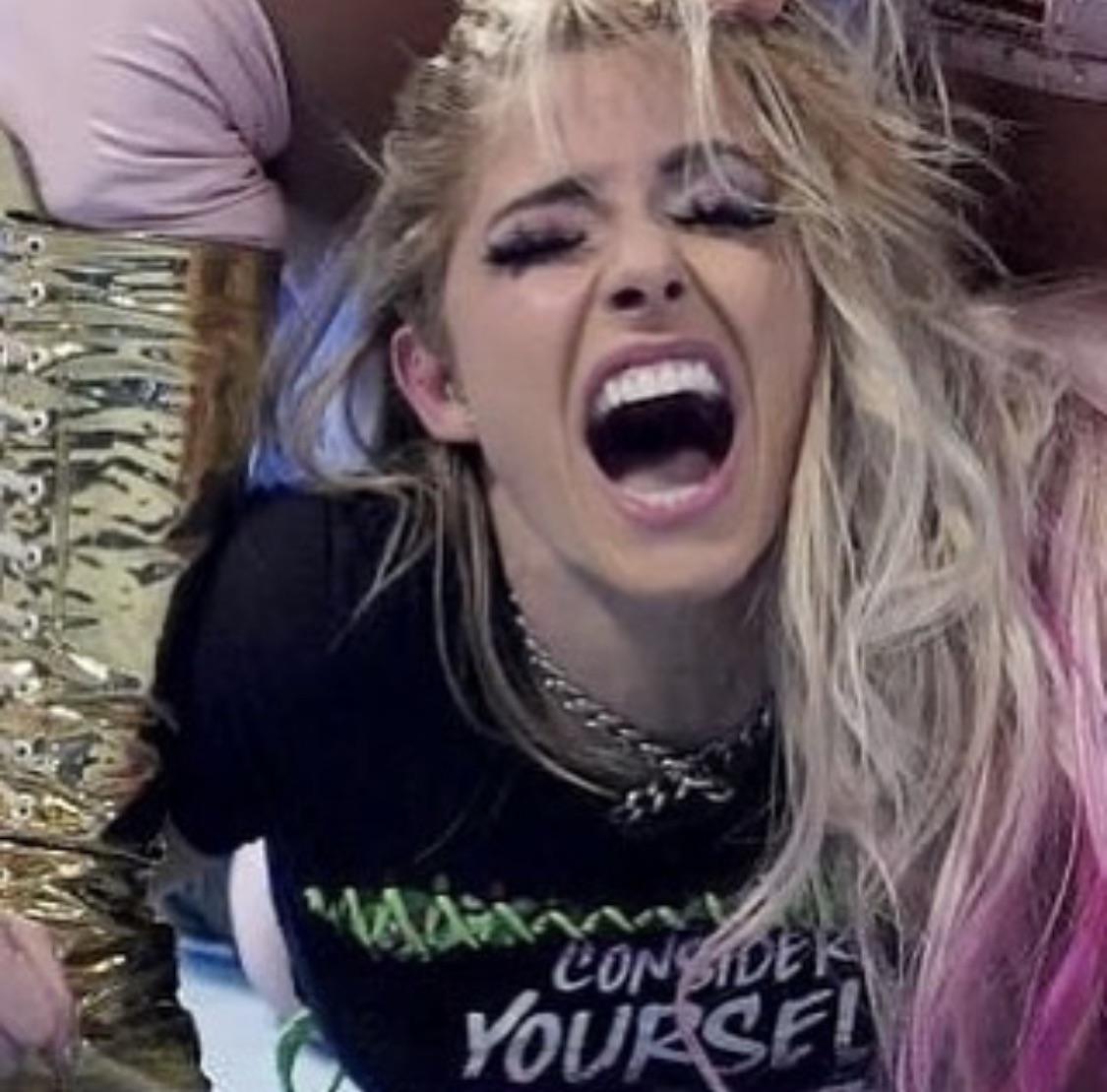 Look How Big Her Mouth Can Get π Scrolller