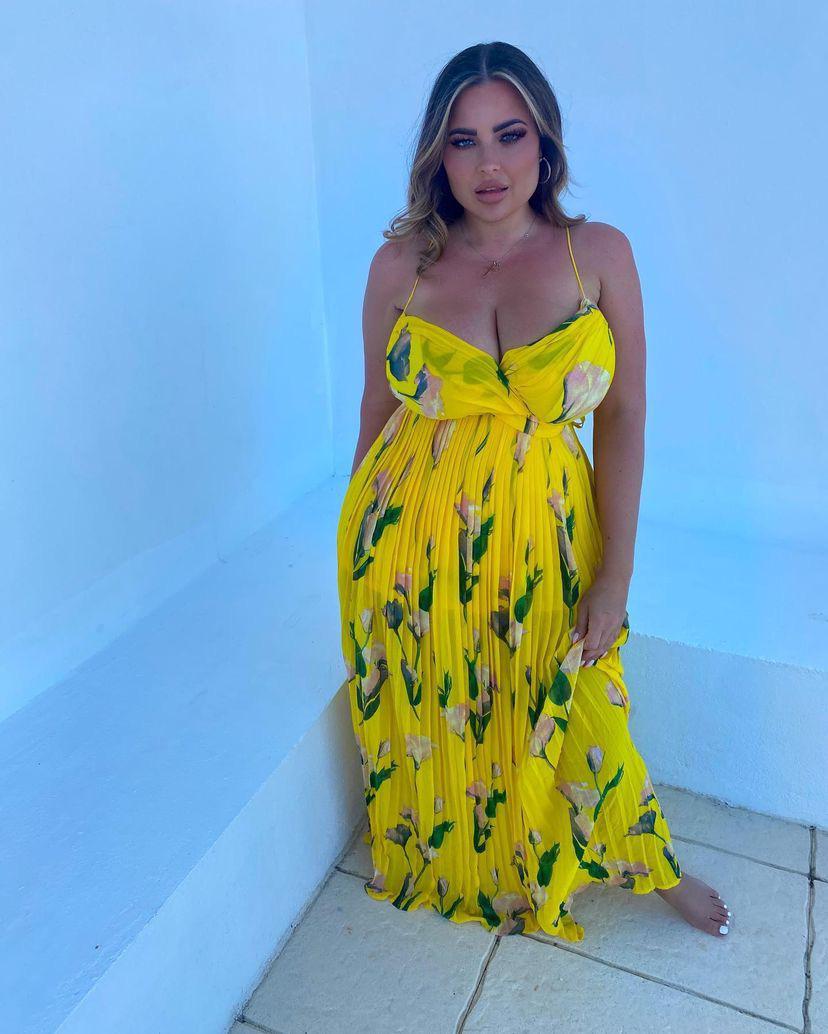 Looking fabulous in a dress!! | Scrolller