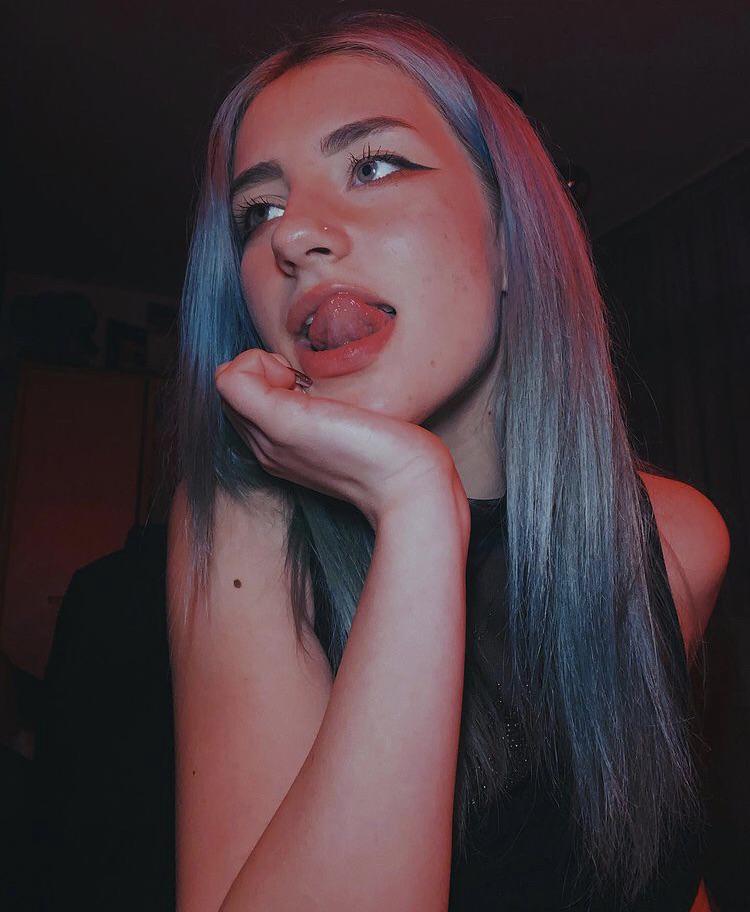 Looking For Someone To Babecock Her Scrolller