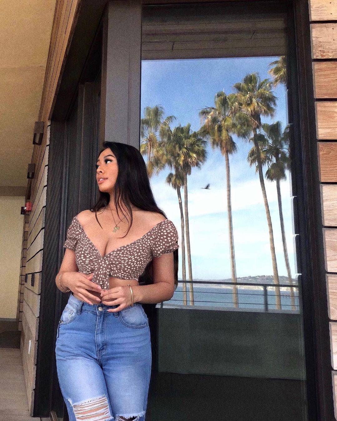 Looking sideways | Scrolller