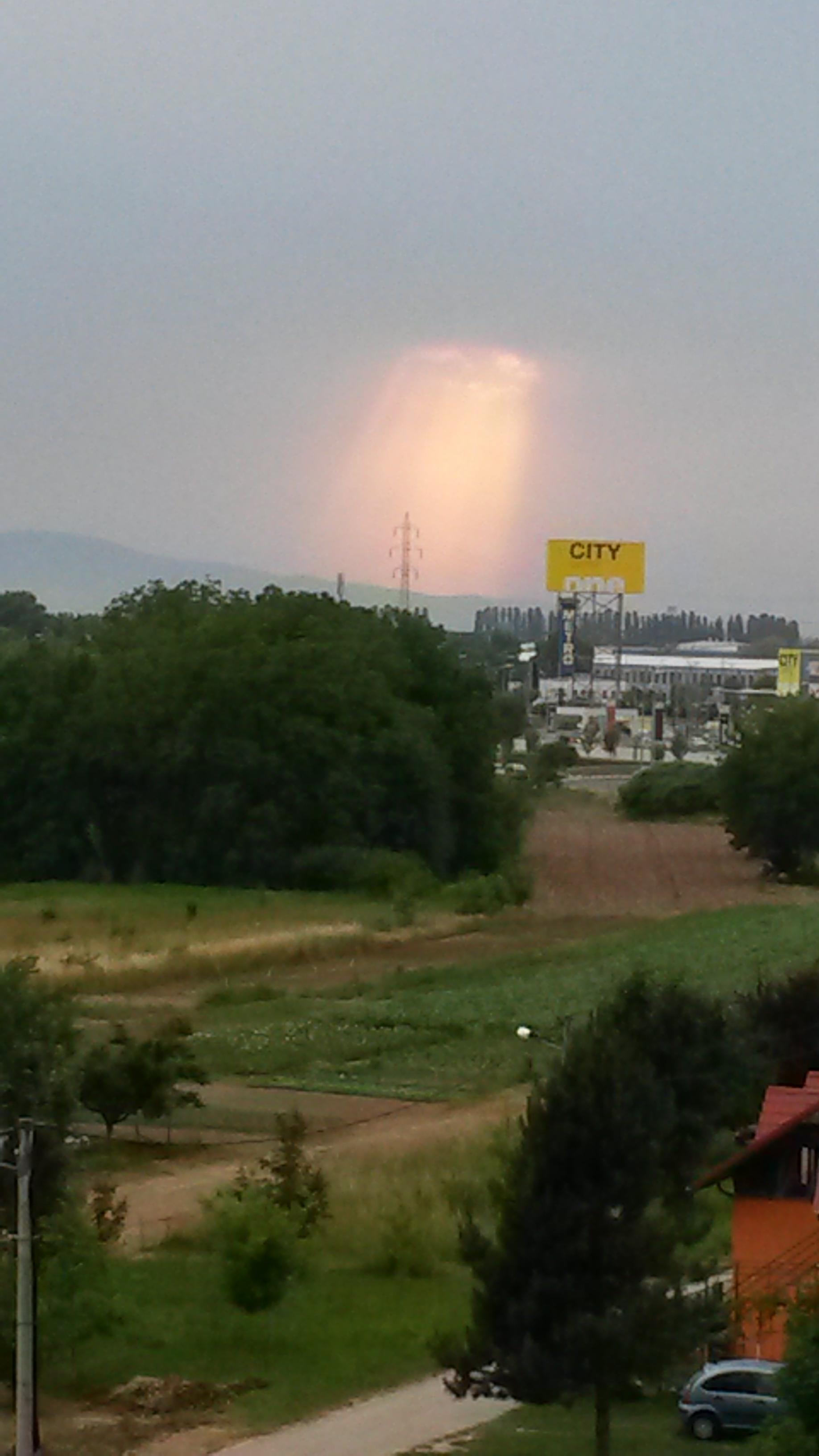 Looks like something is coming | Scrolller