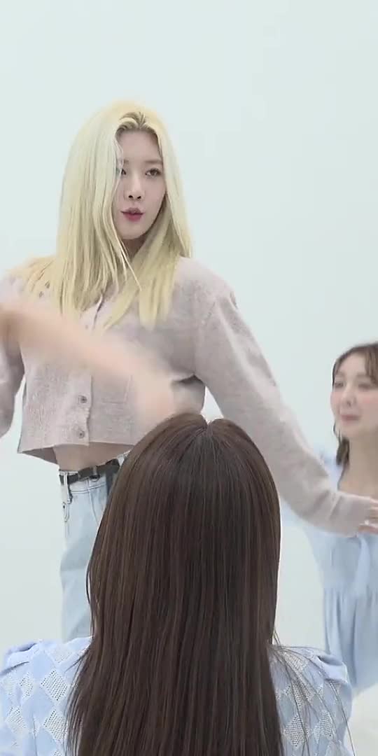 LOONA - Choerry & Olivia Hye | Scrolller