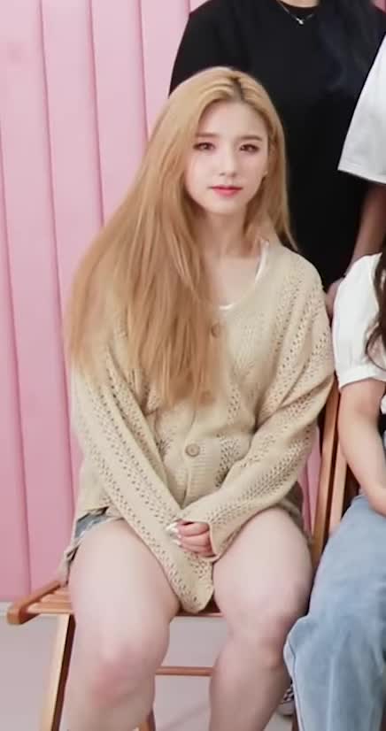 Loona - Heejin milky thighs | Scrolller
