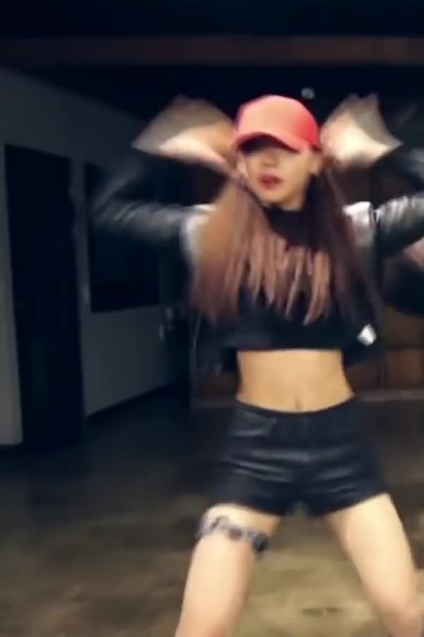 LOONA - Yves | Scrolller