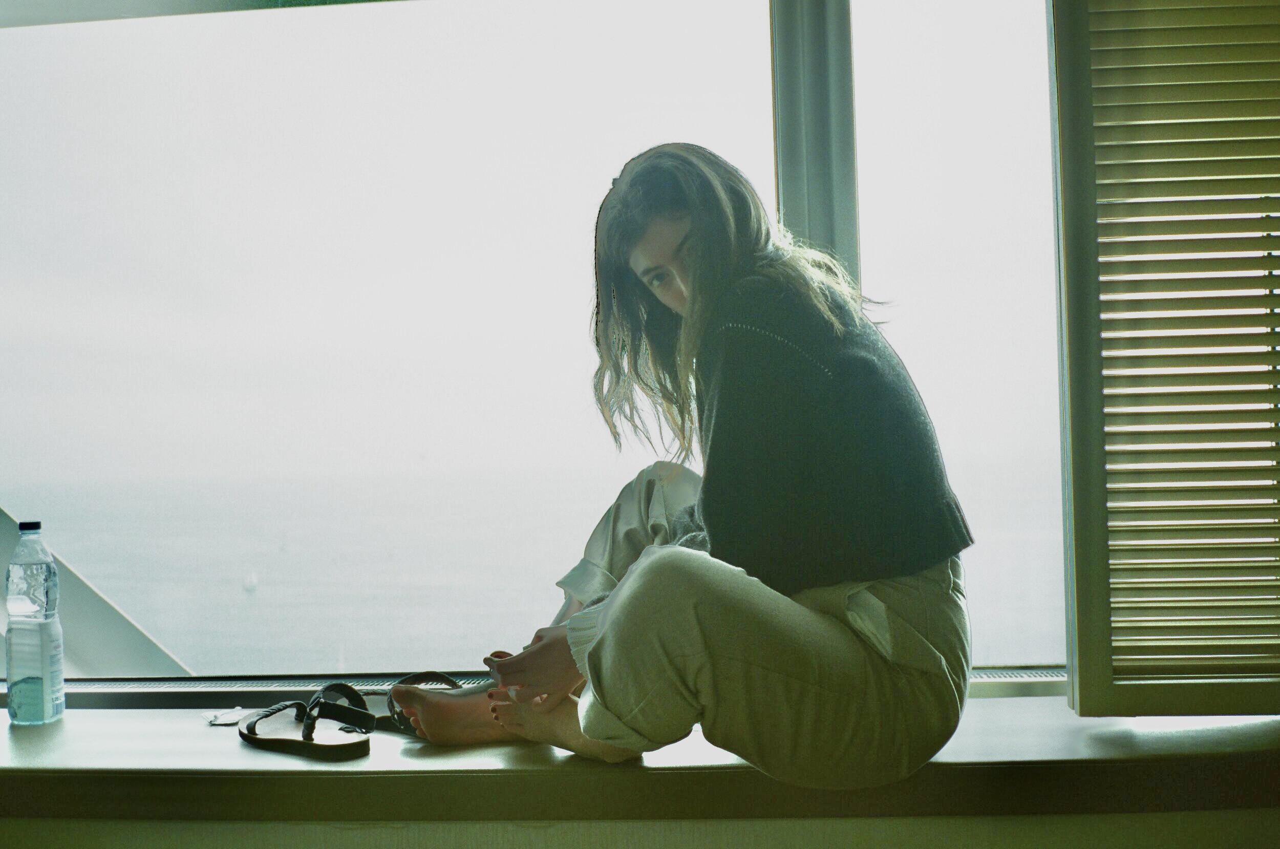 Lorde barefoot on the window ledge 👣 | Scrolller