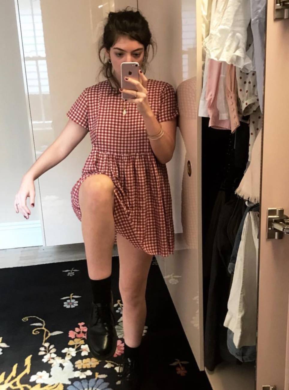 Lorde's red checkered dress | Scrolller