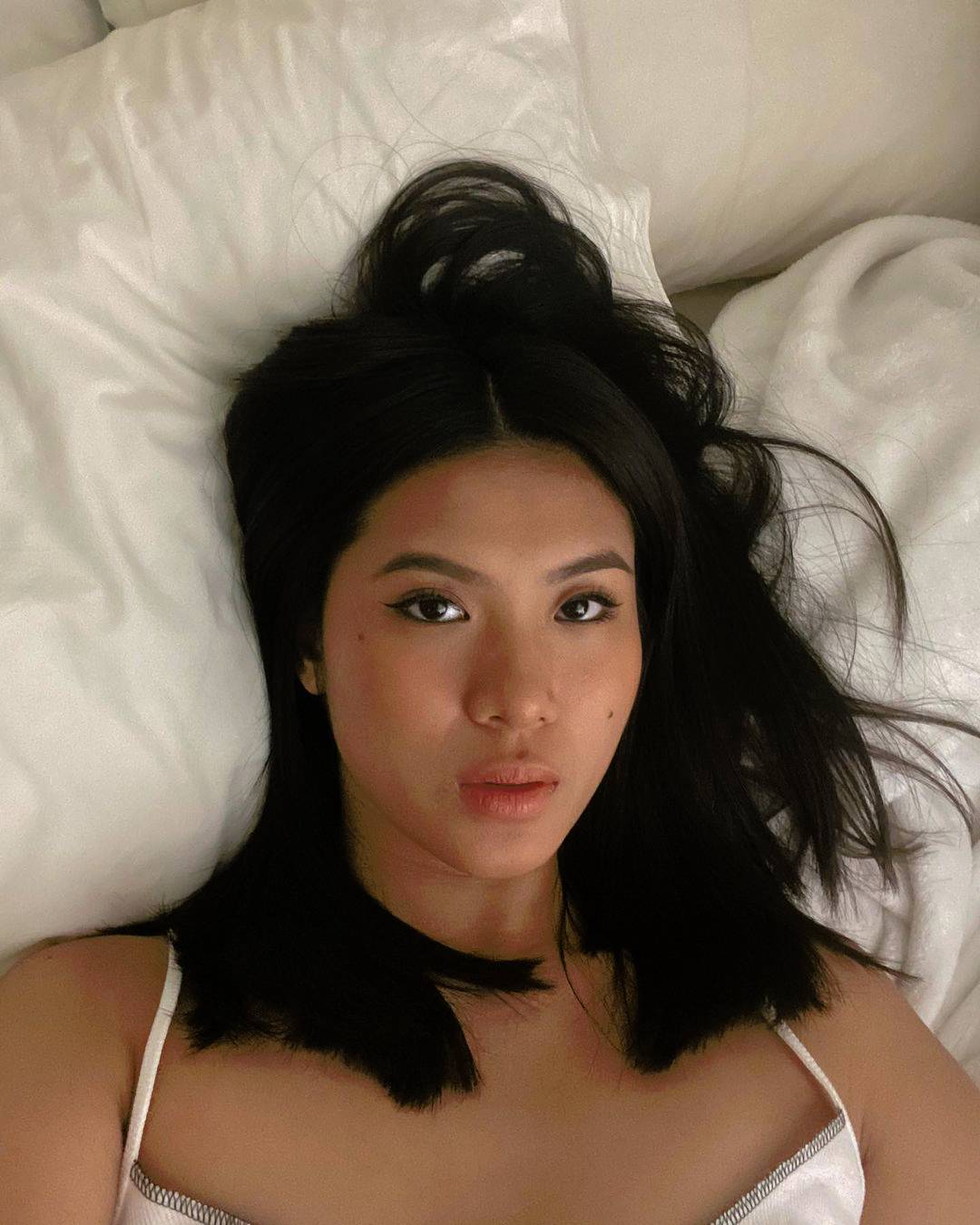 Lou Yanong | Scrolller