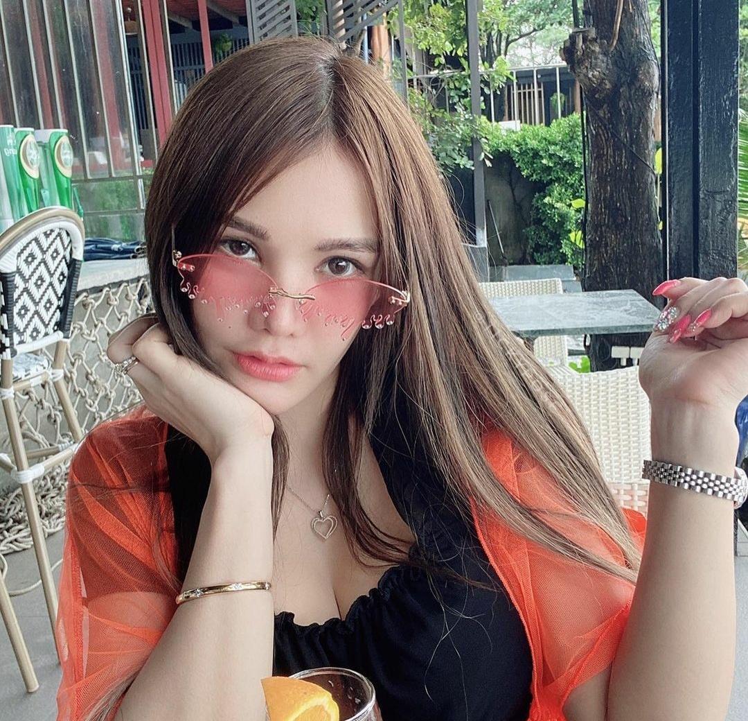 Love my pinky glasses | Scrolller