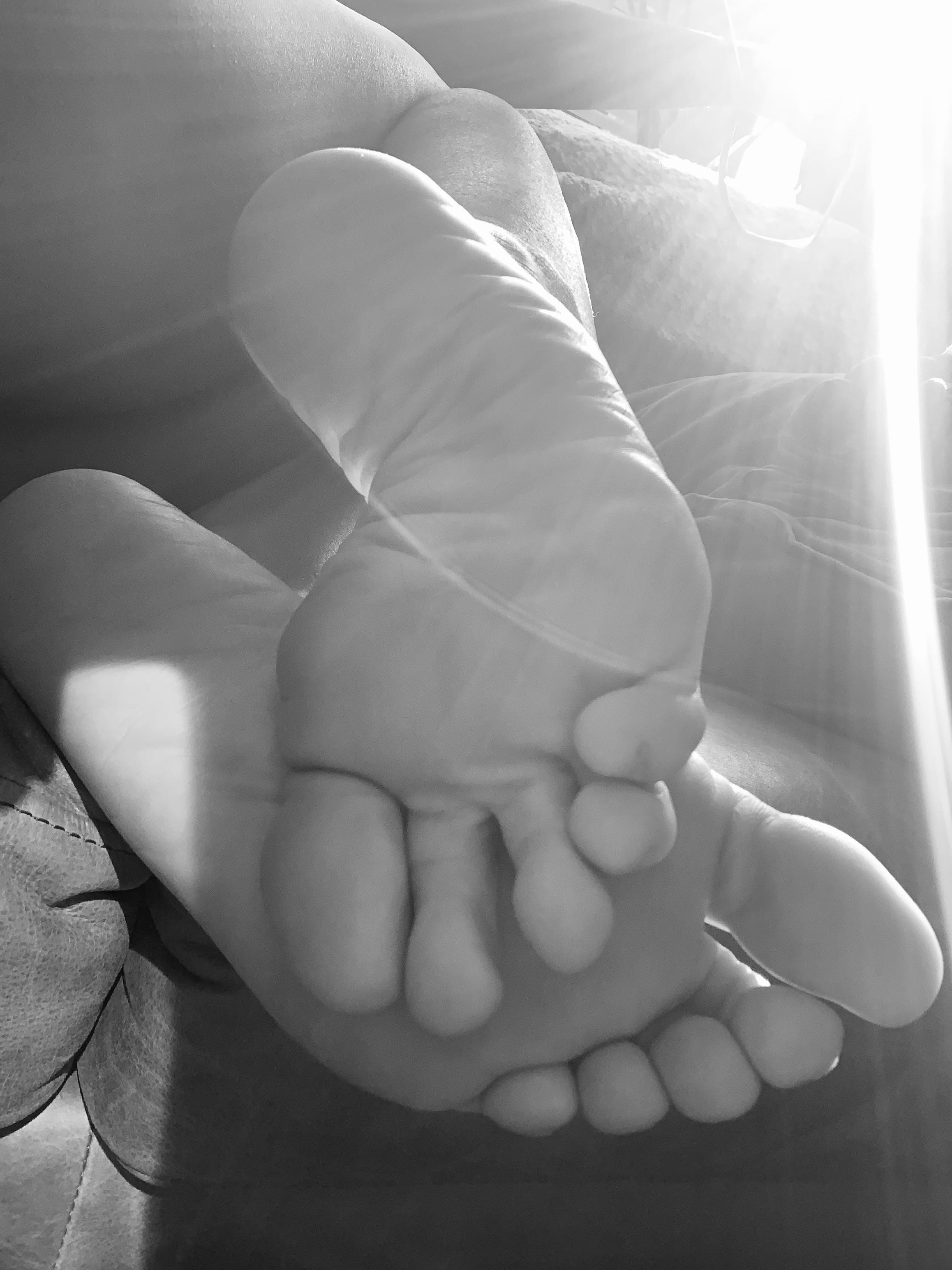 Love rubbing my feet together in the ☀️ | Scrolller