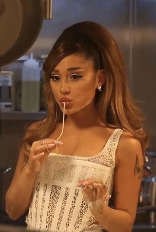 Love seeing her perfect lips puckered like that | Scrolller