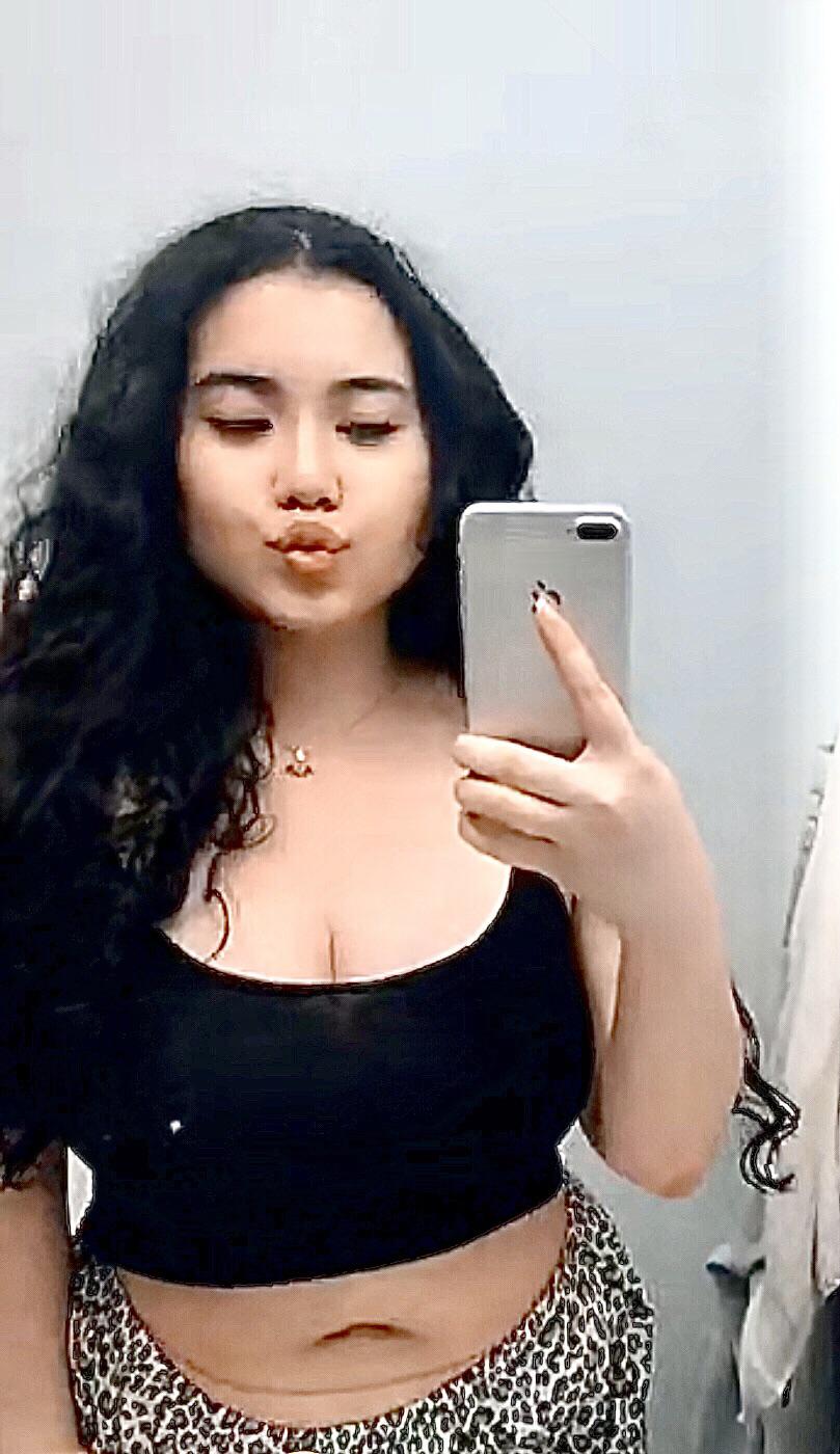 Love that lil innie 😋 | Scrolller