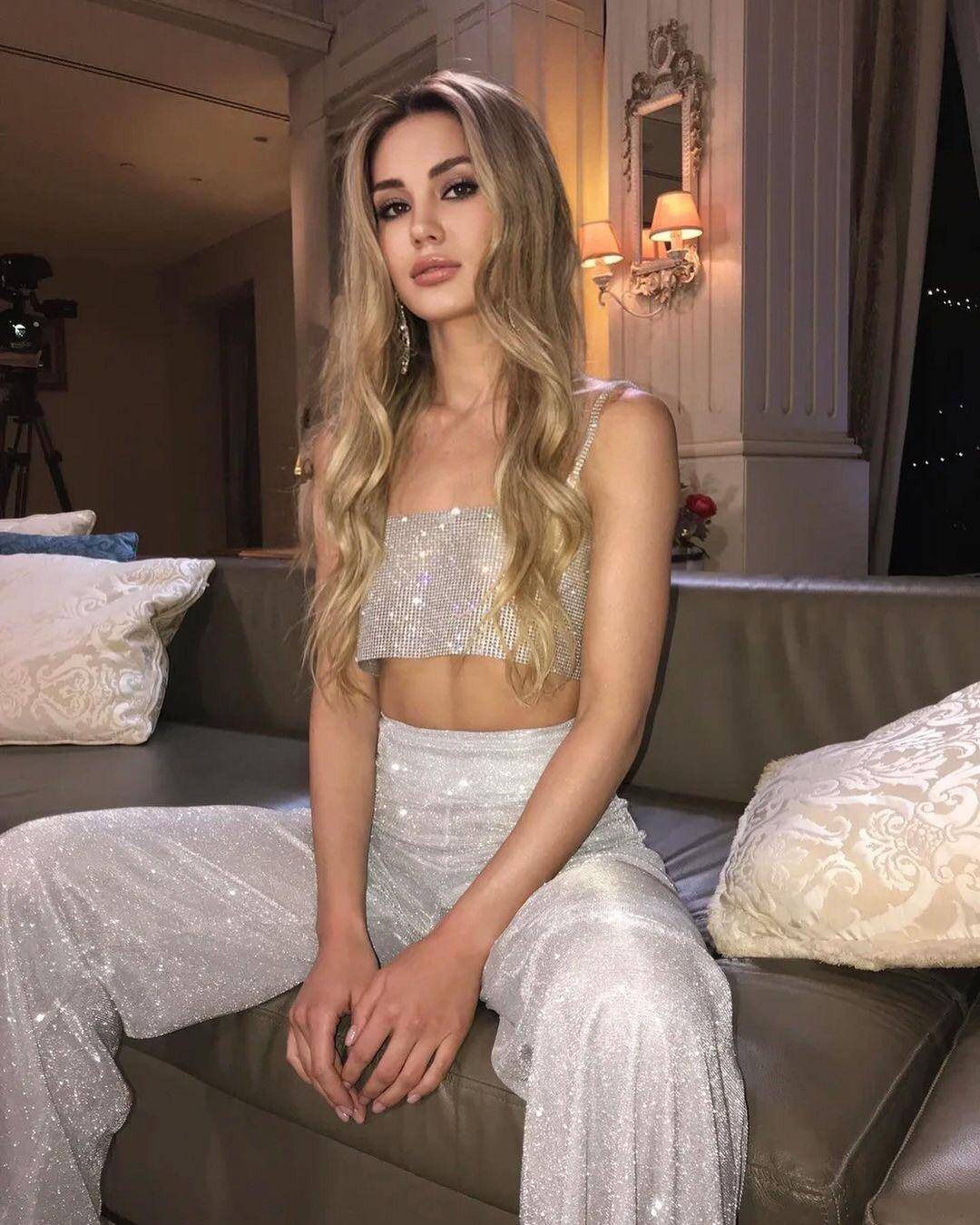 Lovely Lara! | Scrolller