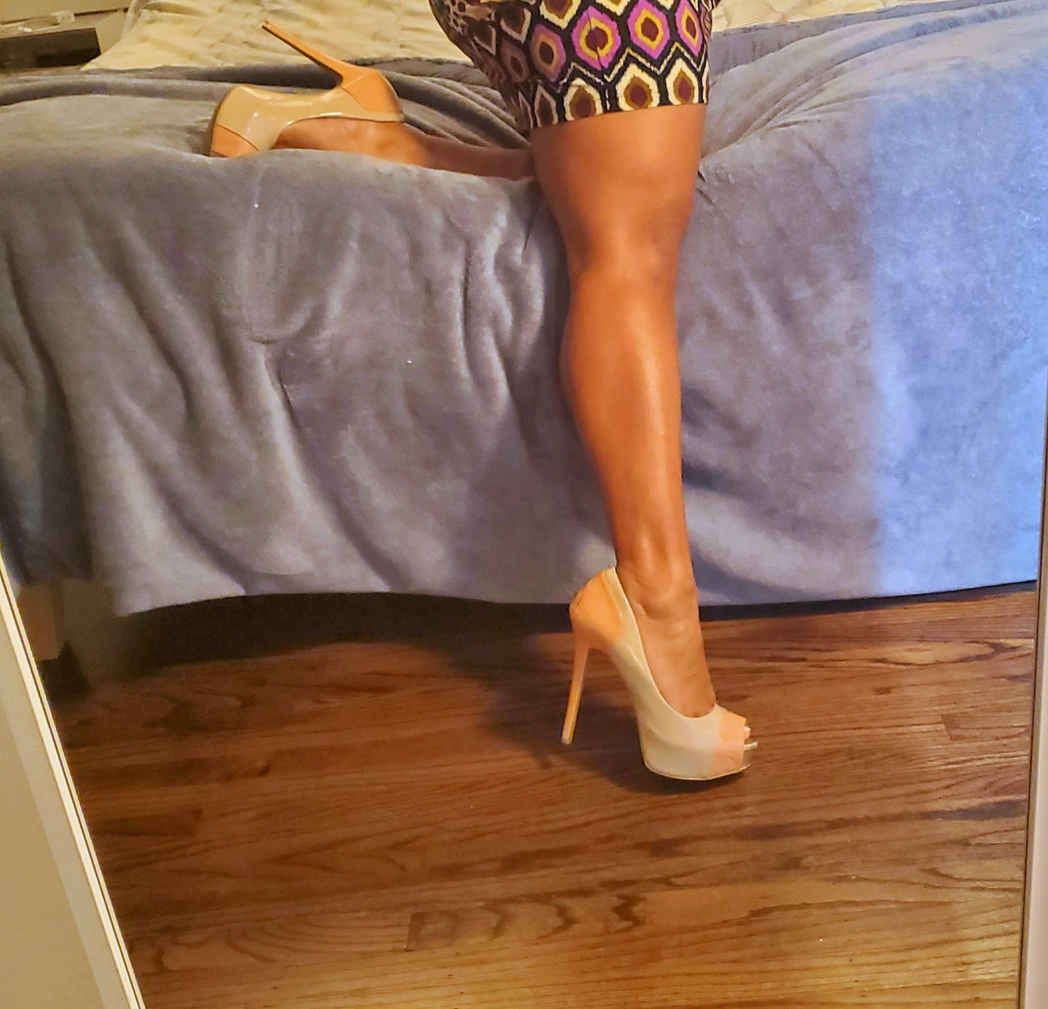 Loving how these platform heels accentuate my legs 😍 | Scrolller