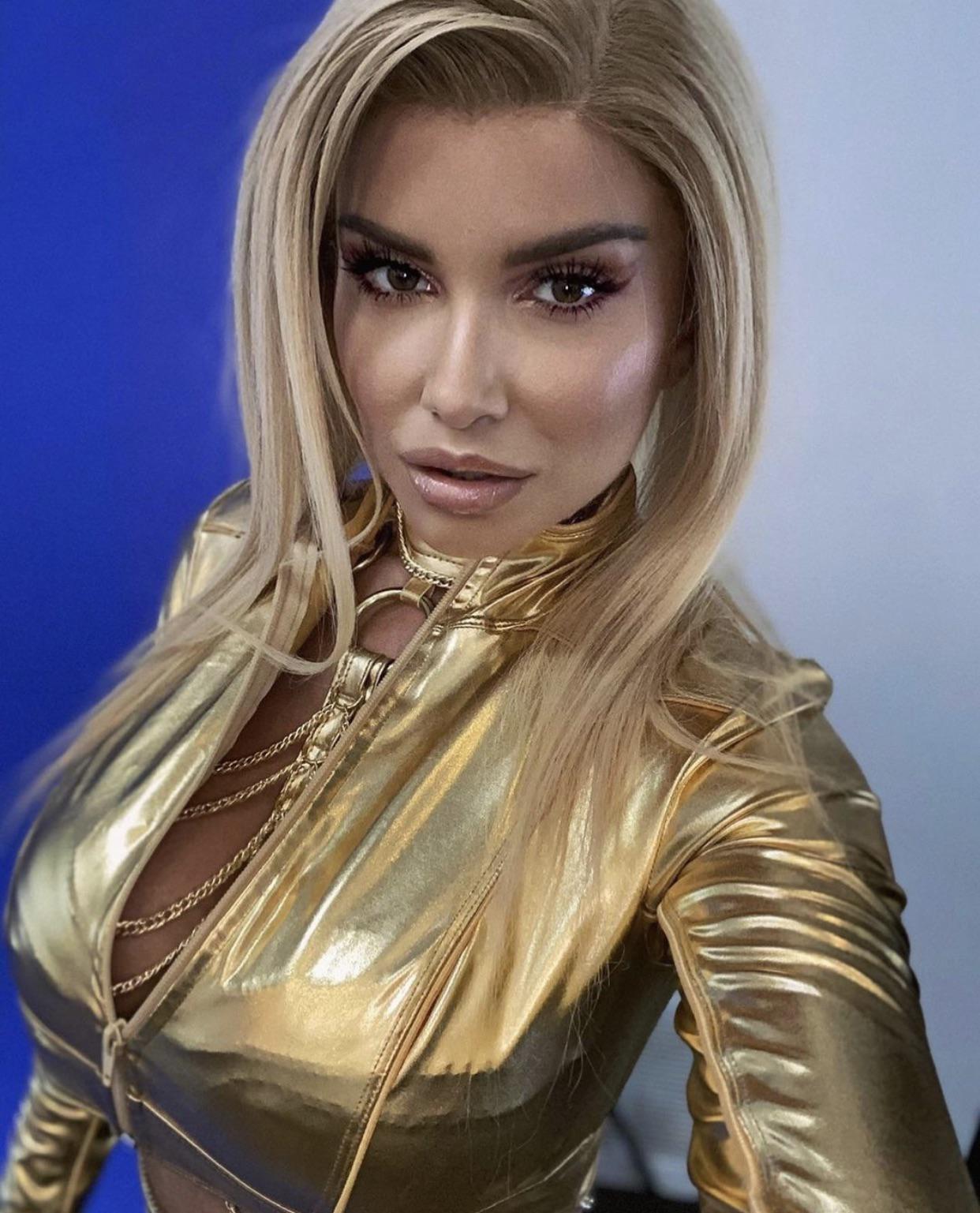 Loving this blonde look on her | Scrolller