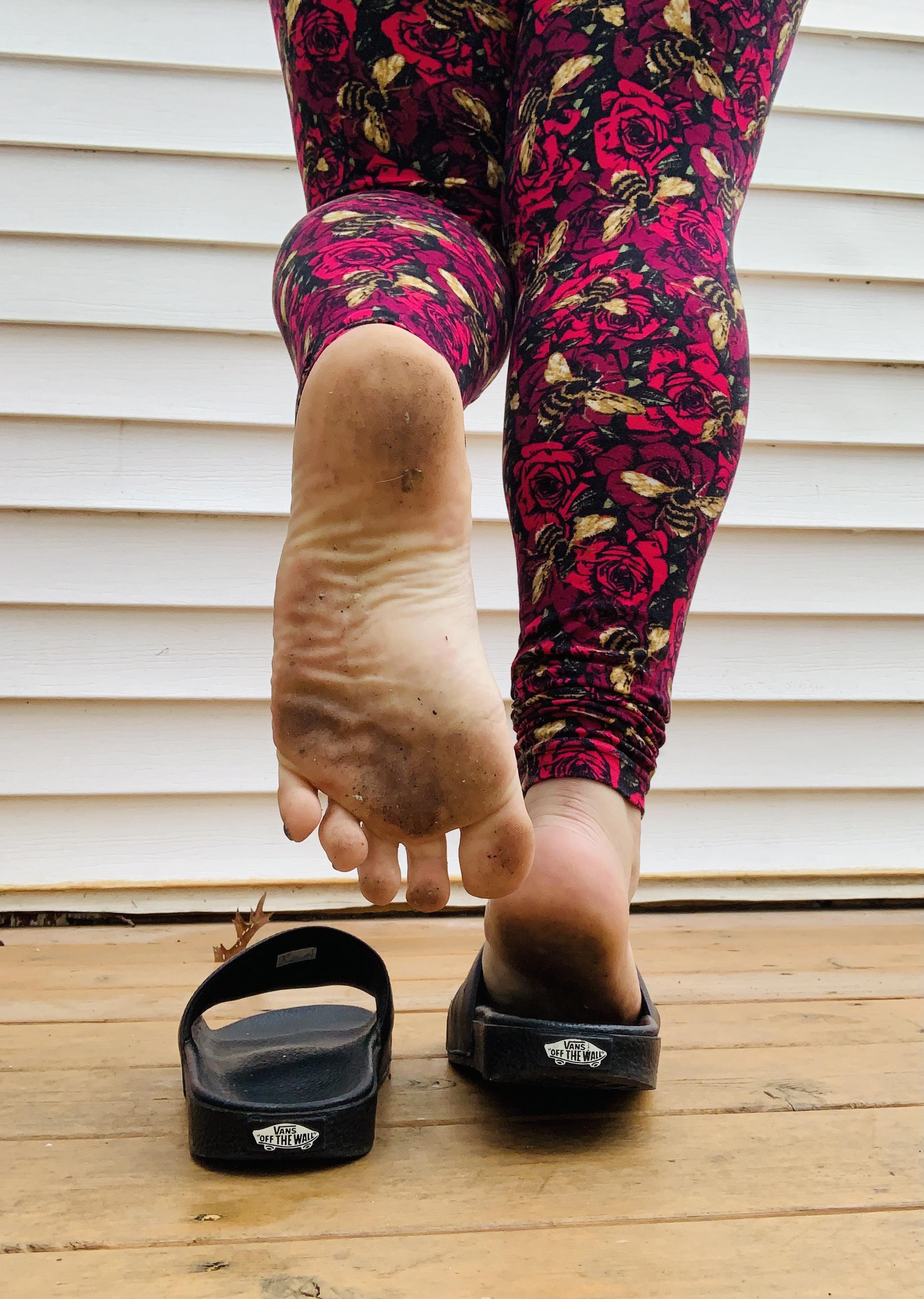 Loving this weather, perfect for Sole shots on the deck! Come enjoy all my dirty feet Content on ...