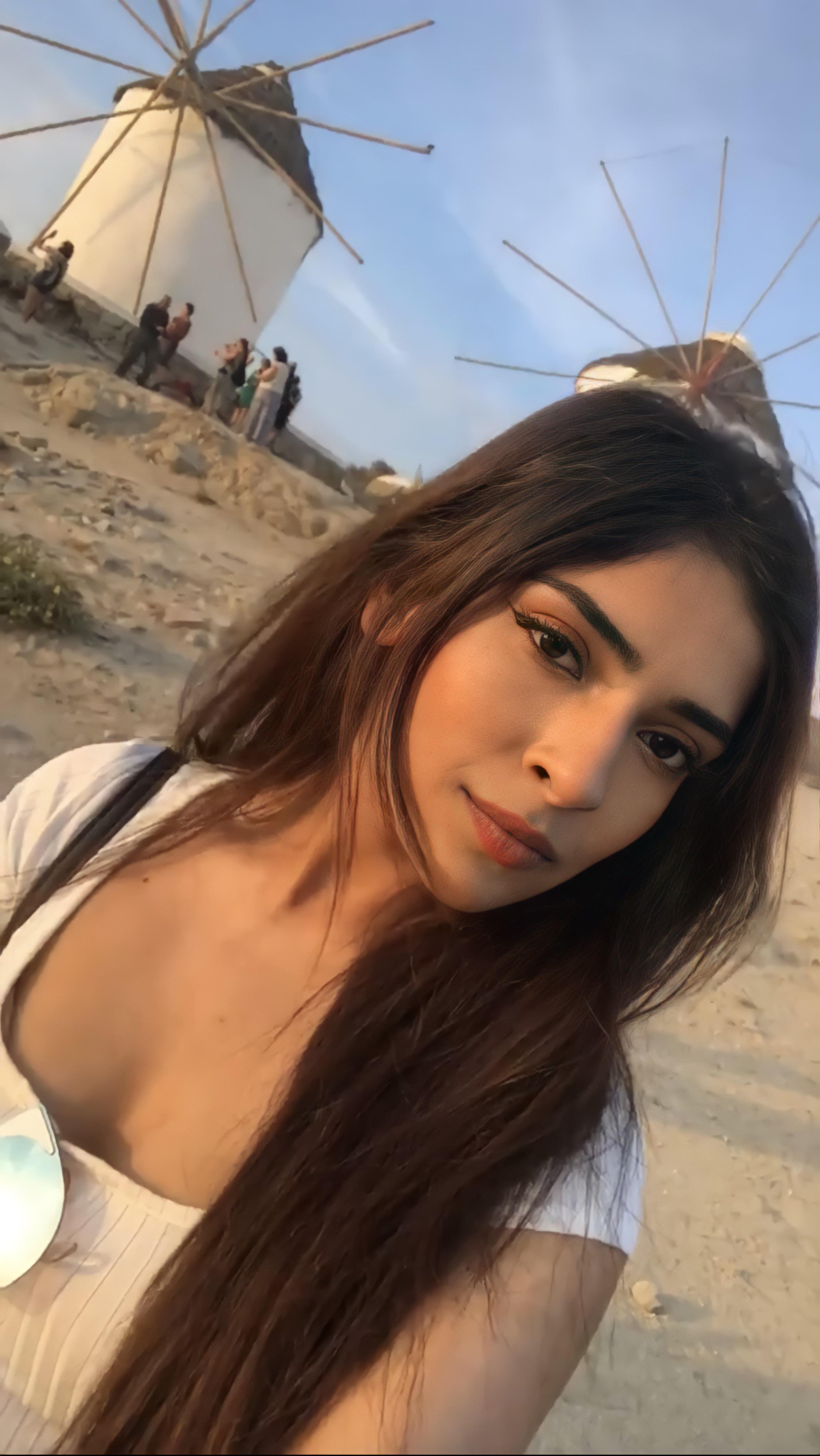 Low cut beauty 🥵 | Scrolller