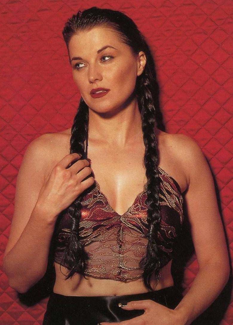 Lucy Lawless | Scrolller