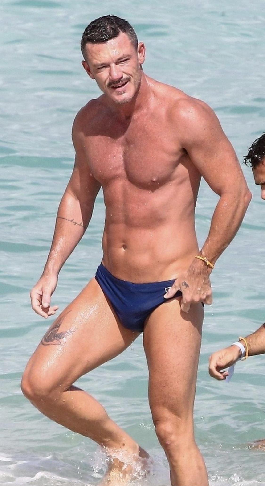 Luke Evans | Scrolller