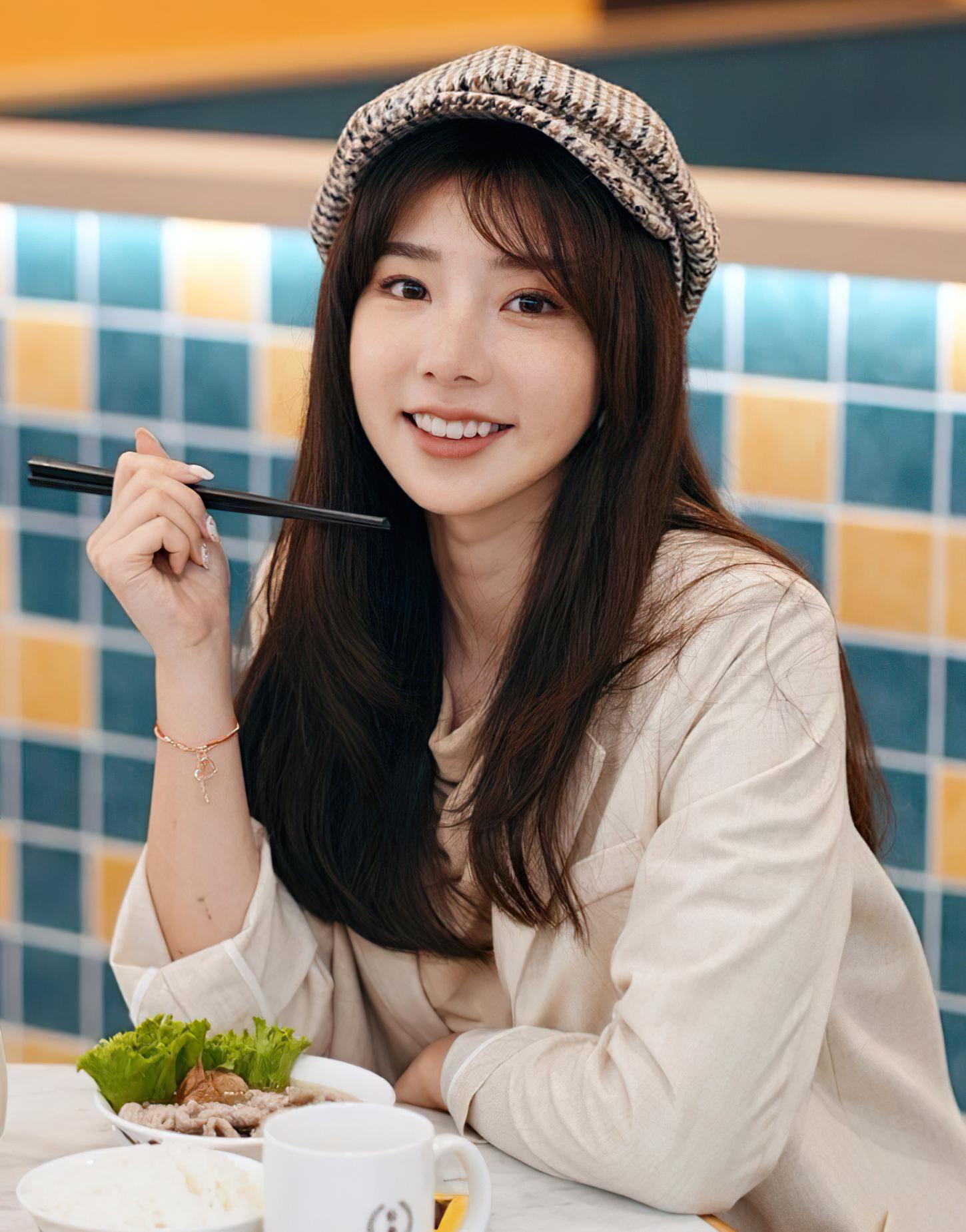 Lunch date | Scrolller